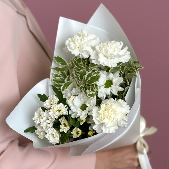 Цветы живые букет из гвоздик и хризантем в упаковке с лентой "Мегаполис" Flor2u