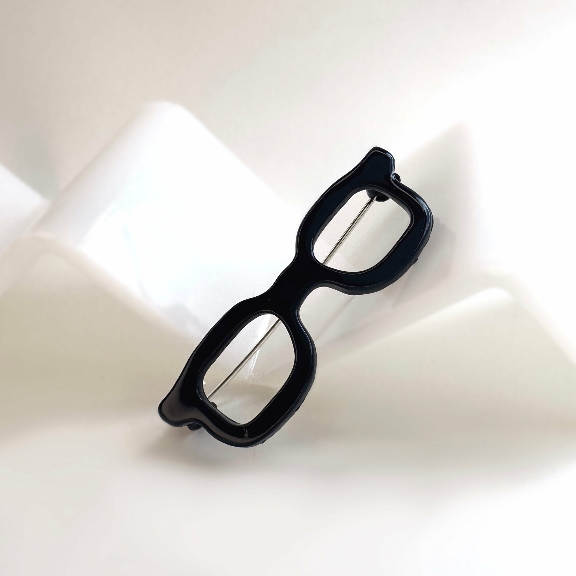 Брошь, пластик