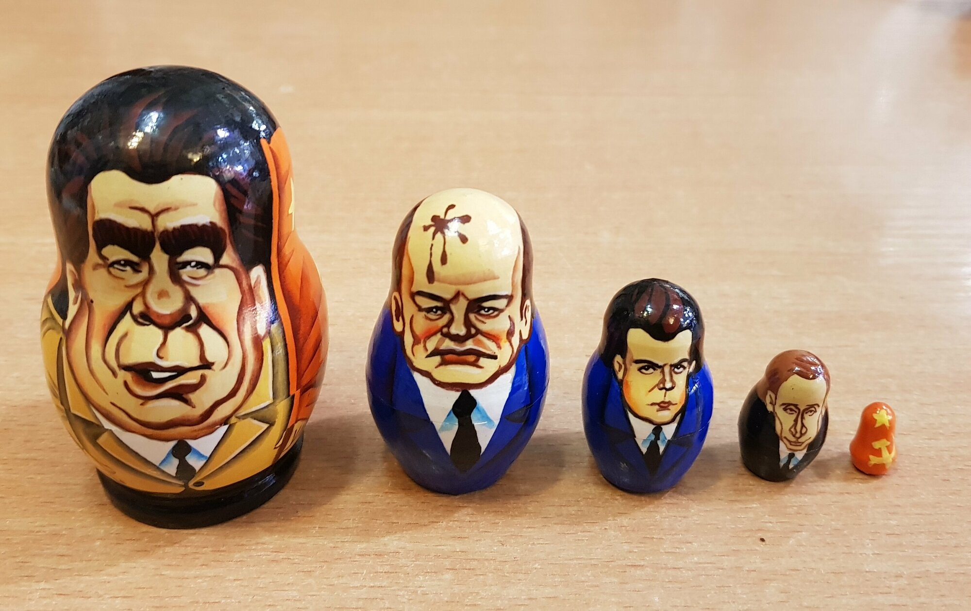 Изделие декоративное " Матрешка- Л. И. Брежнев, М. С. Горбачев, Д. А. Медведев, В. В. Путин, Серп и Молот, 5шт, дерево, авторская работа