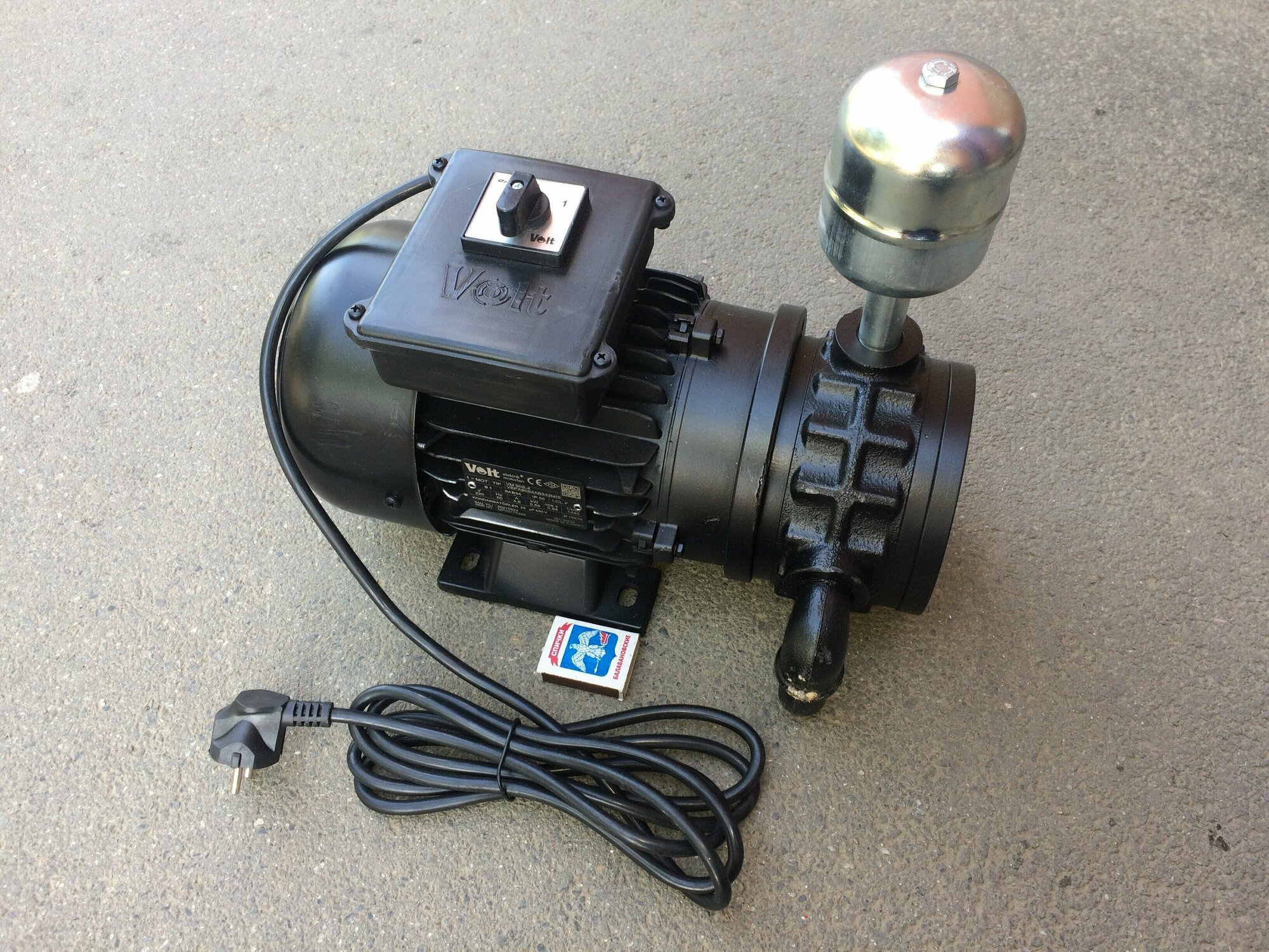 Вакуумный насос Melasty с пластинами на 80 мм. Мощность 550 ватт.