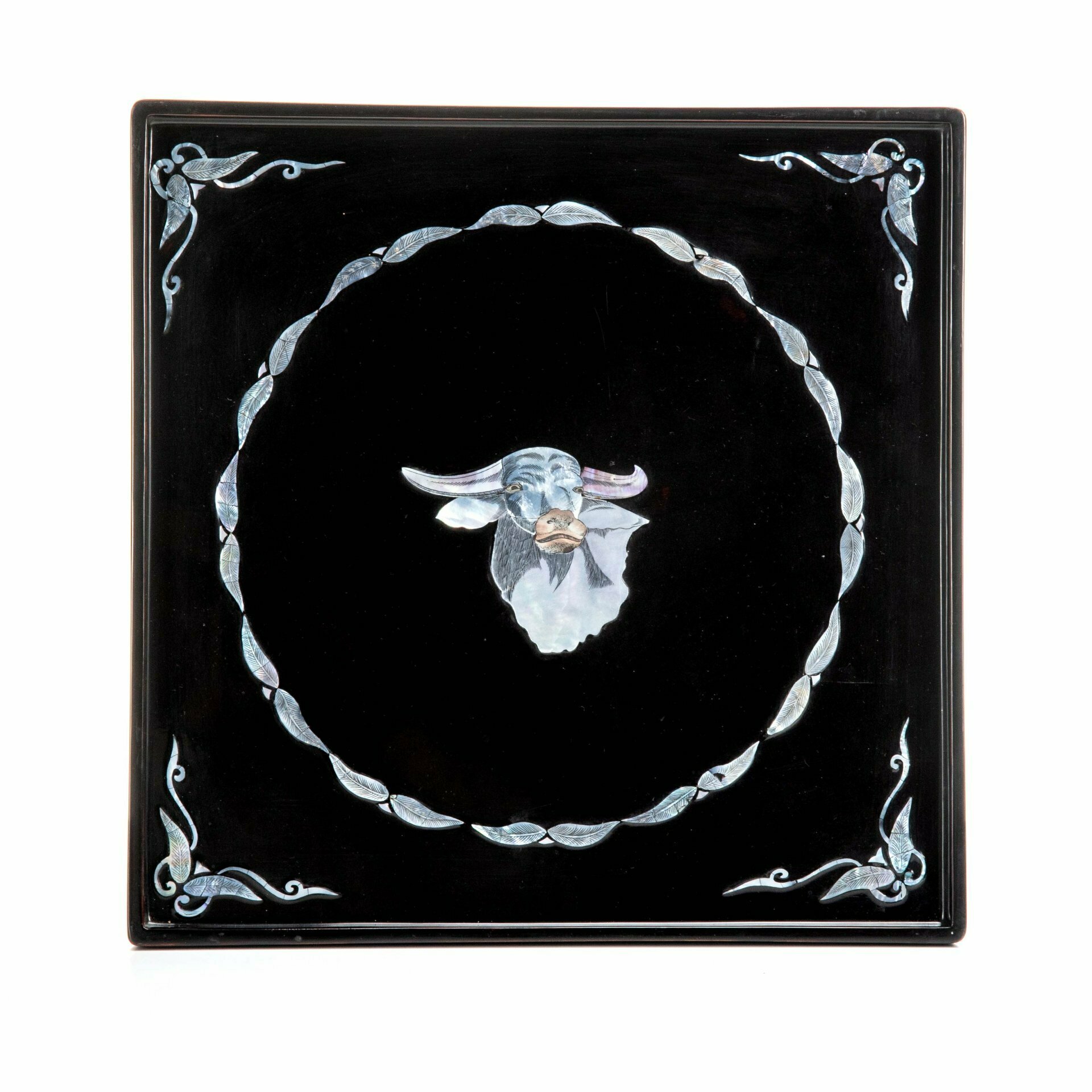 Поднос квадратной формы, украшенный изображением буйвола, папье-маше, лак