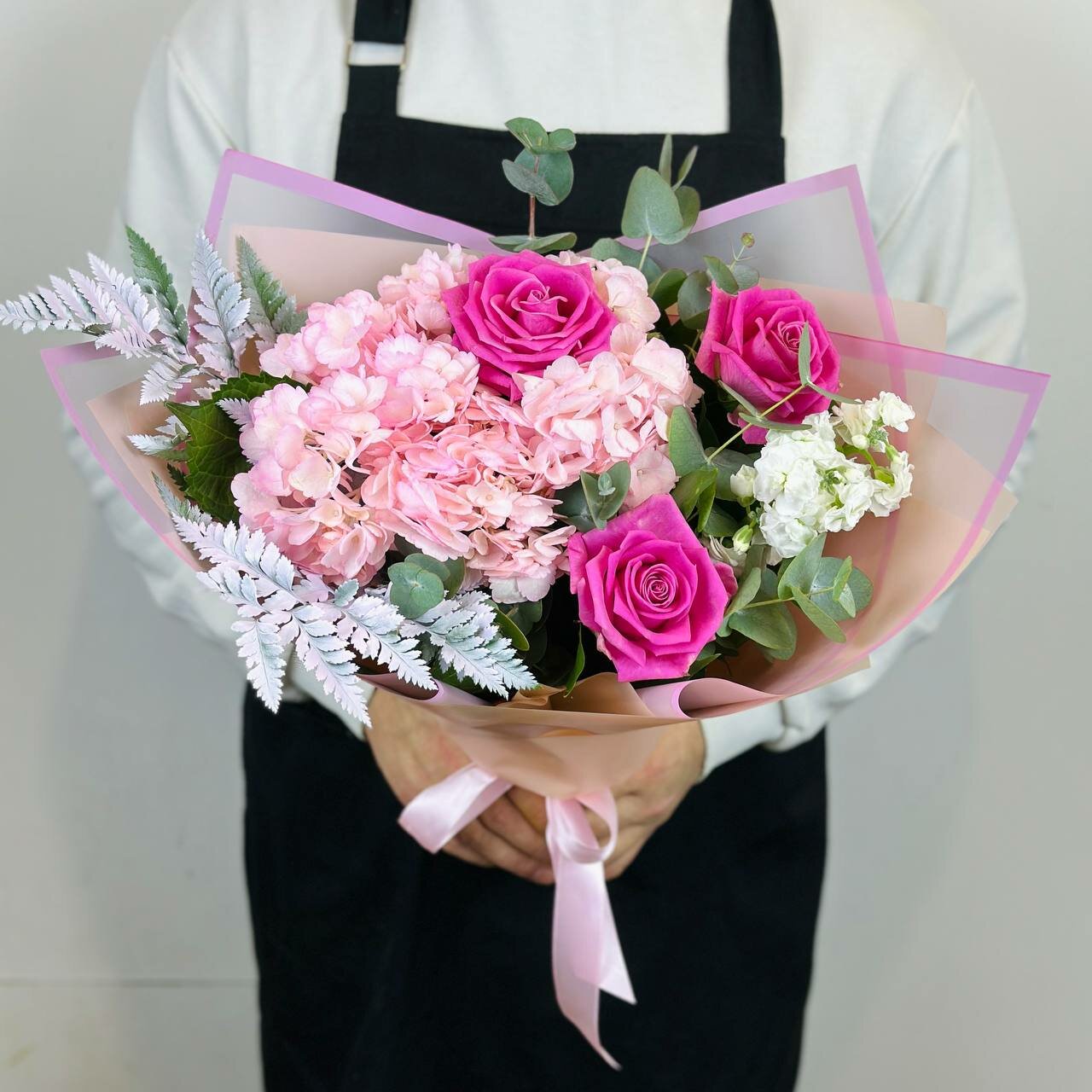 Сборный комплимент с розовыми розами, гортензией и маттиолой. Rybe-flowers.
