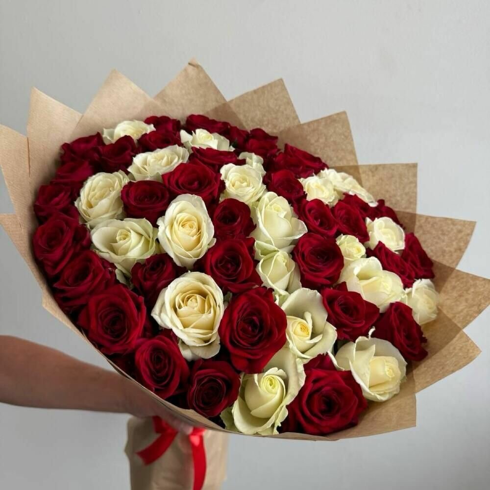 Букет из 55 красных и белых роз в крафте с доставкой — Rose-Mart