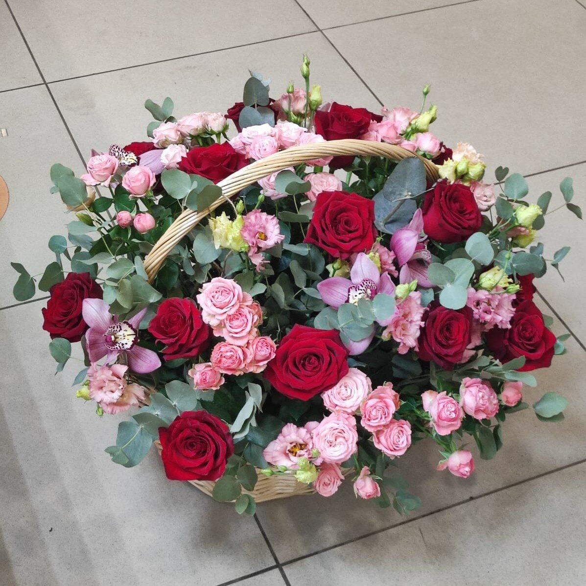"Особый повод" Авторская композиция в корзине с розами, орхидеей и эустомой
