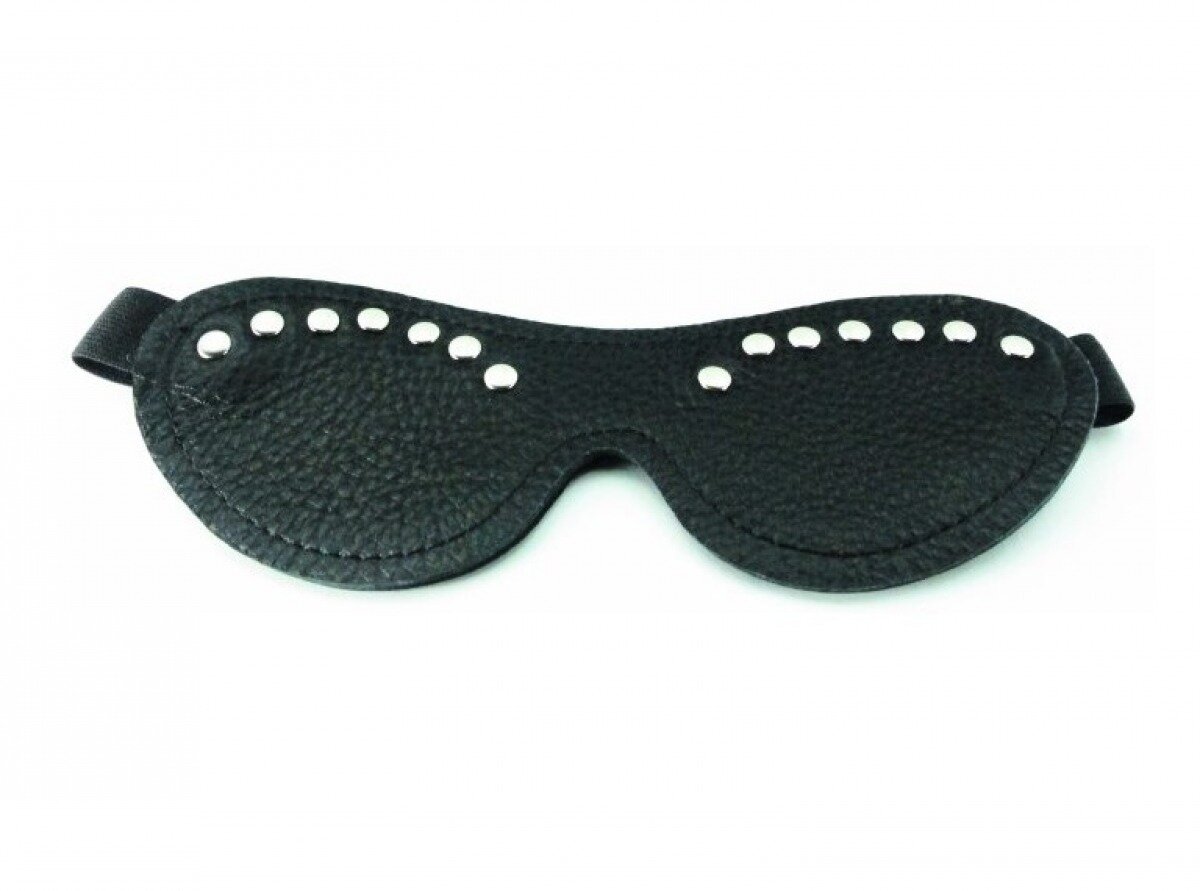 Кожаная черная маска с клепками
