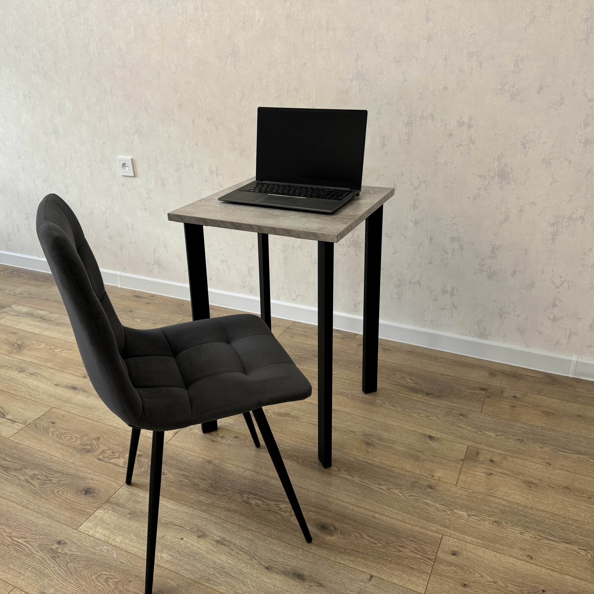 Игровой стол 60*60 см. Бетон светлый. Черные ножки