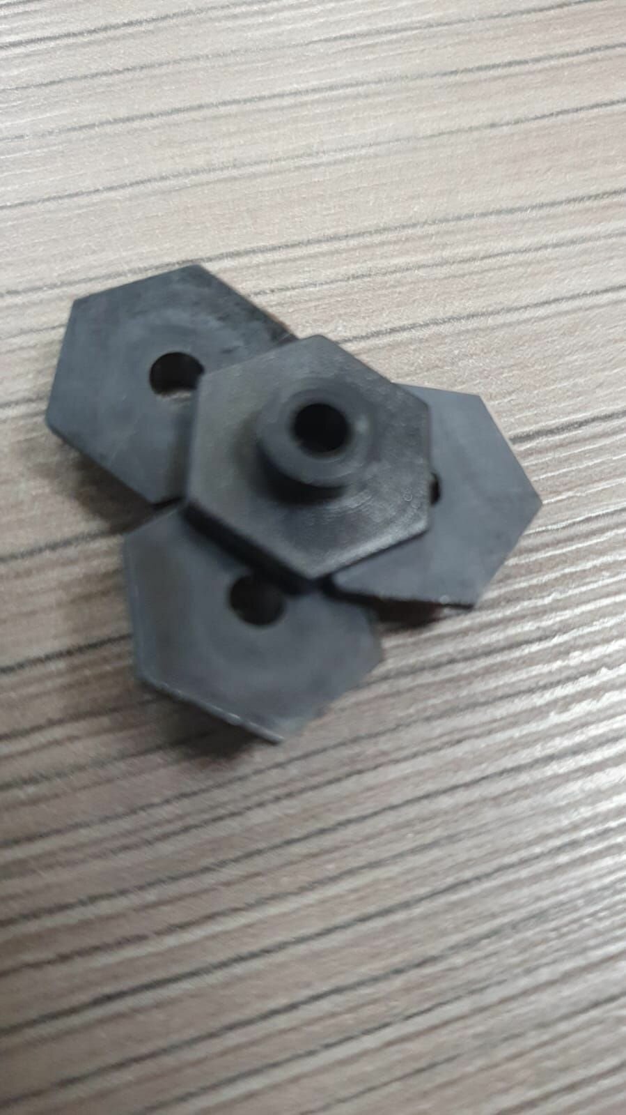 Пластиковый дюбель для крепления аксессуаров в штатное место шлагбаума CAME. Размер под ключ - 13 мм.