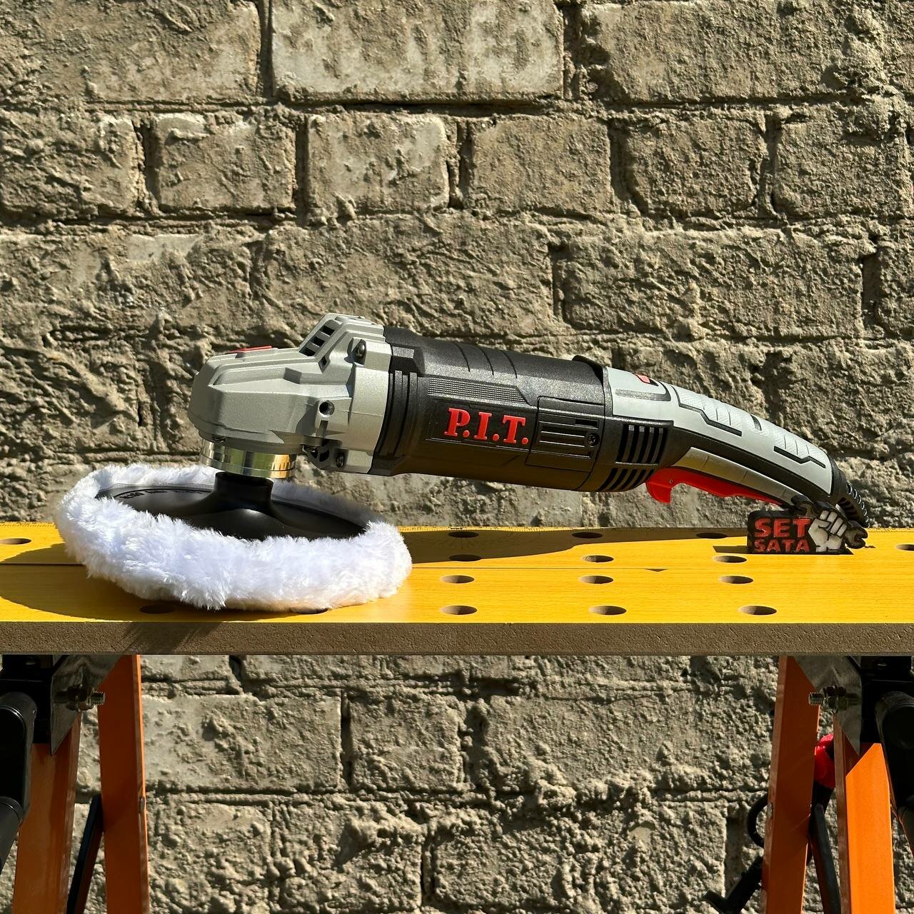 Полировальная шлифмашина P.I.T. PPO180-C1, мощность 1400Вт, диаметр 180мм