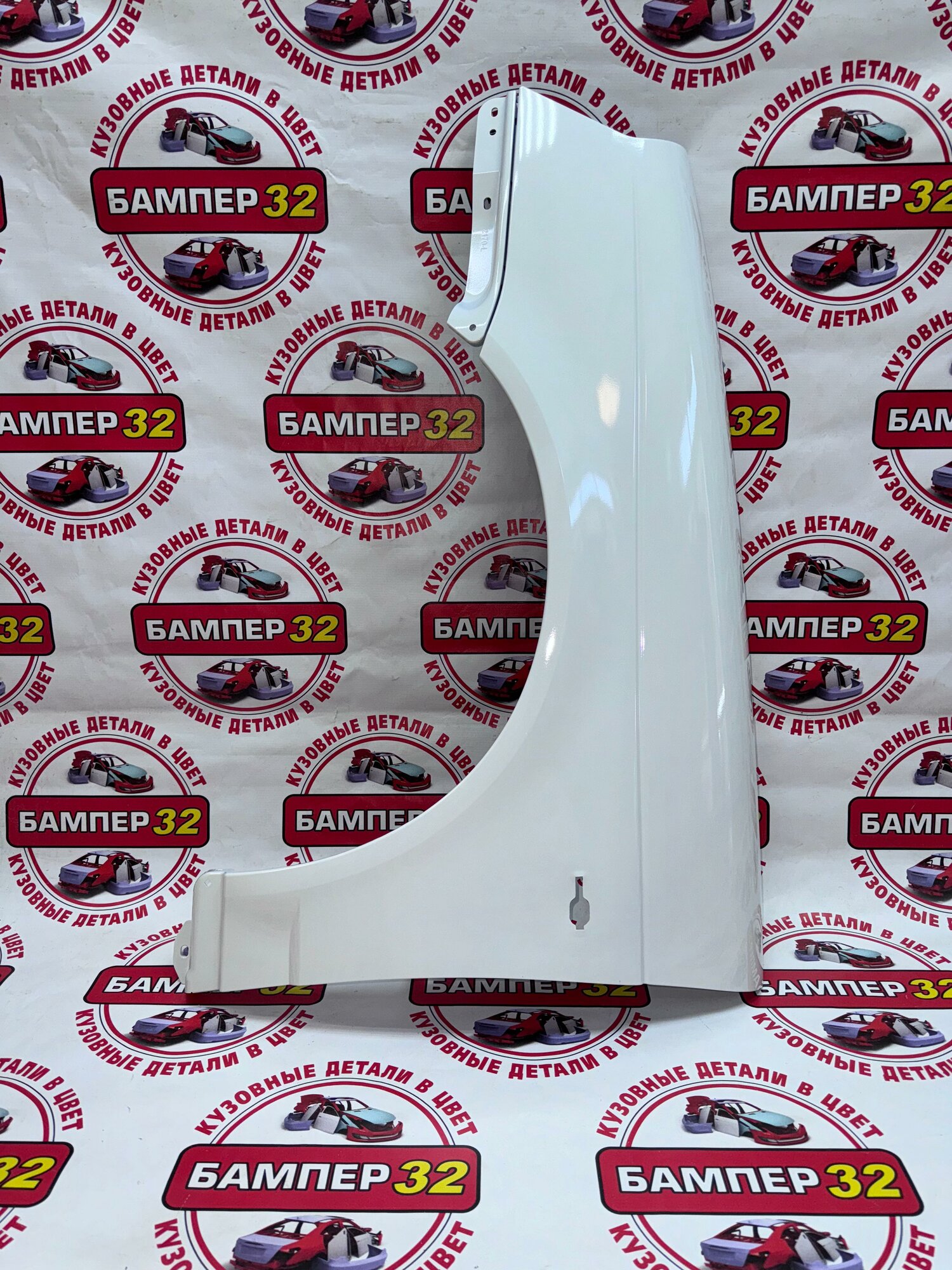 Крыло Приора левое пластиковое, цвет Белое облако