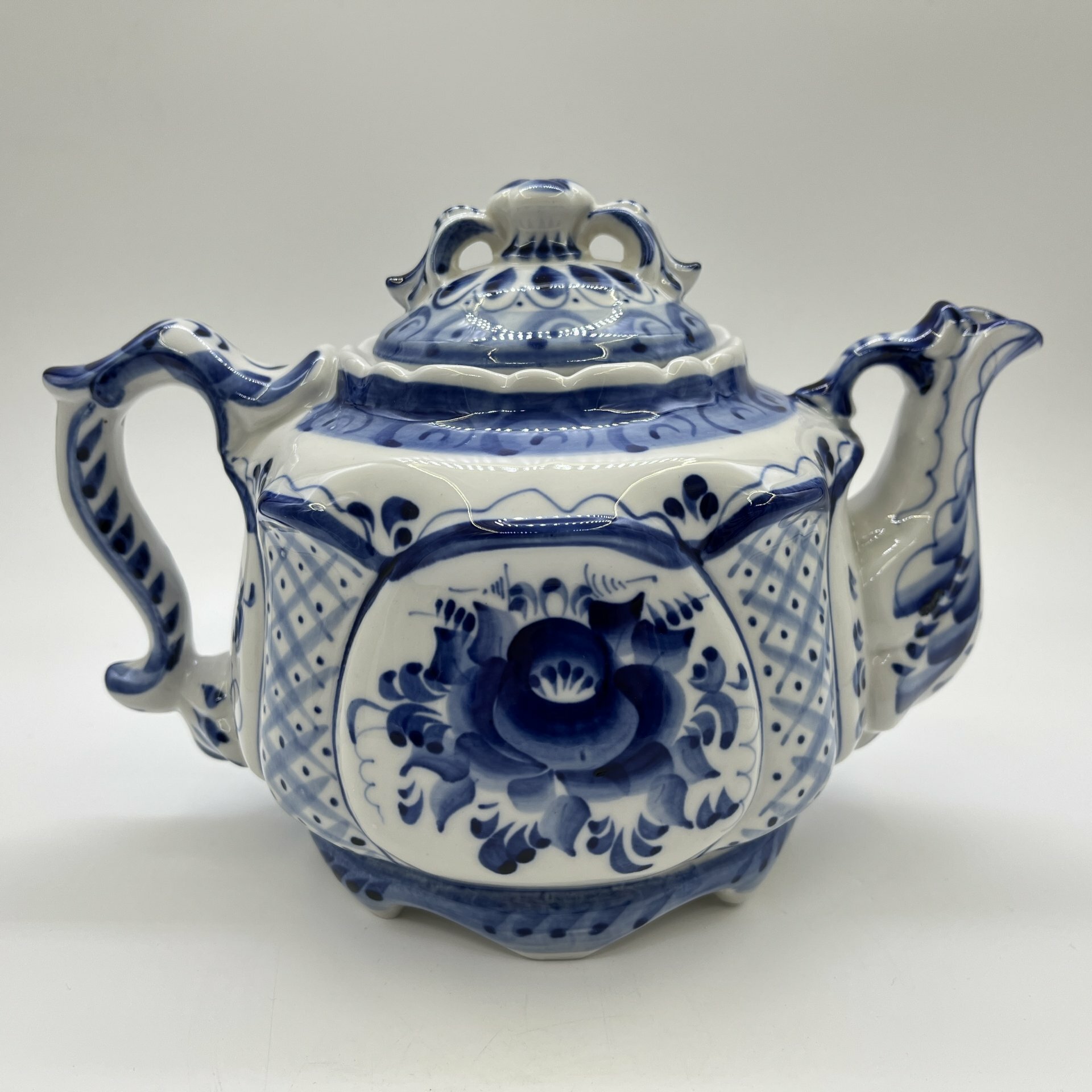 Чайник заварочный, украшенный цветочным декором, Стрелкова, Гжельские узоры