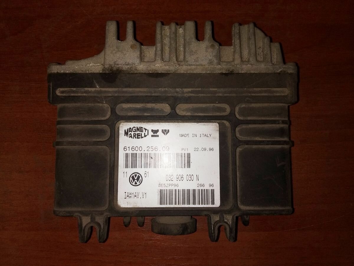 Блок управления двигателем Volkswagen Golf 3 AEE 032906030N