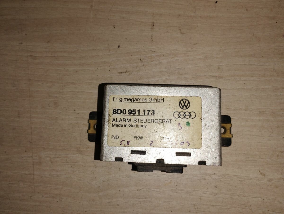 Блок датчика объема салона Audi A4 B5 8D0951173