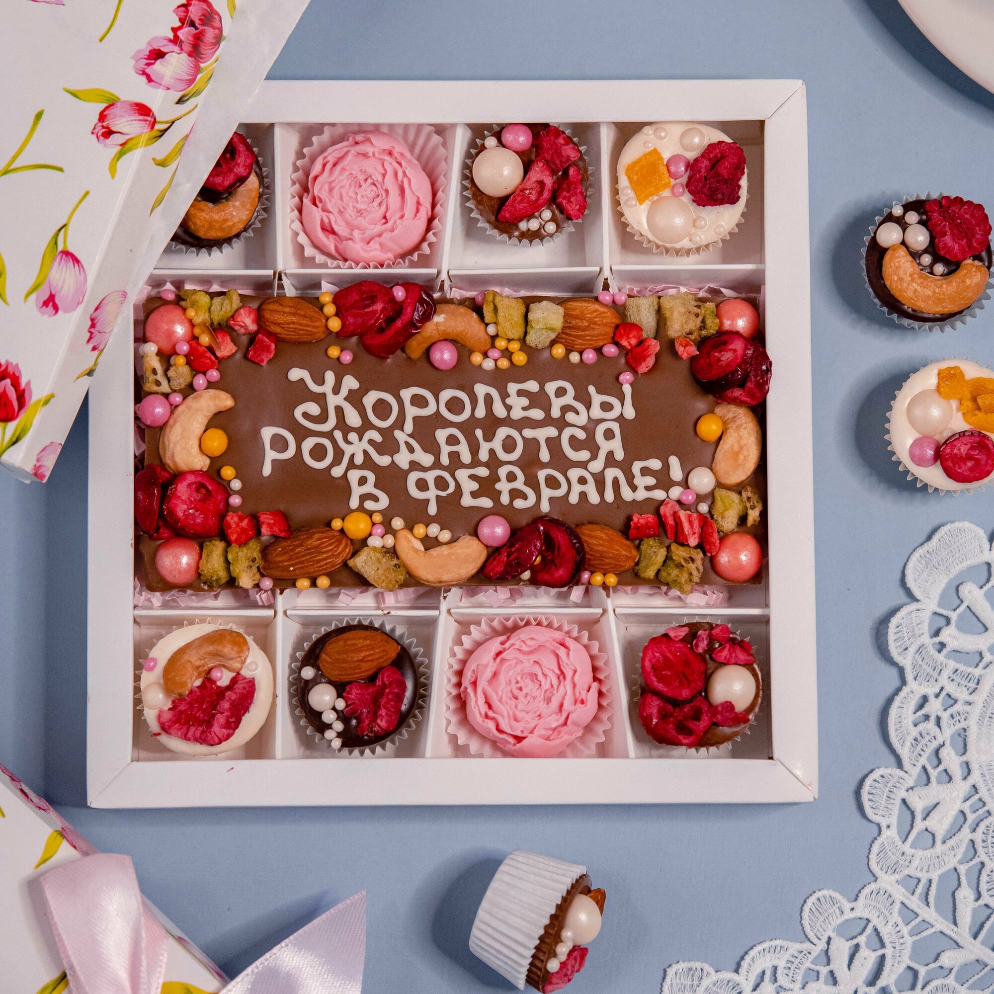 Набор шоколадных конфет, подарок на день рождения "Королевы рождаются в феврале"