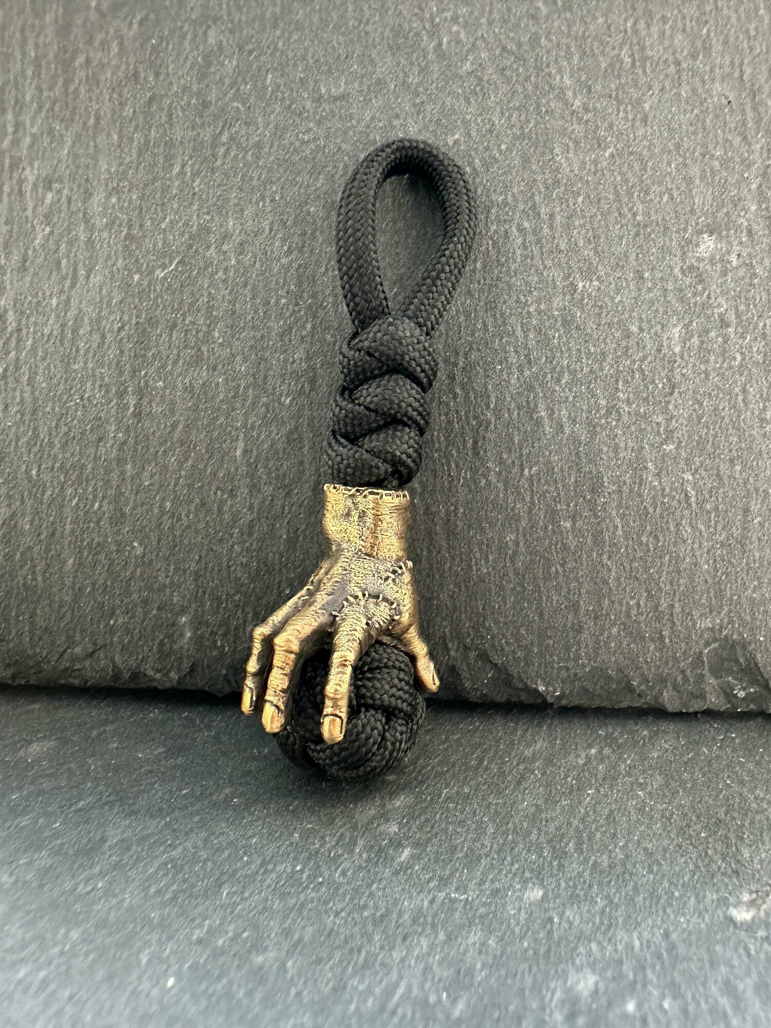 Темляк с латунной бусиной Вещь (Рука)