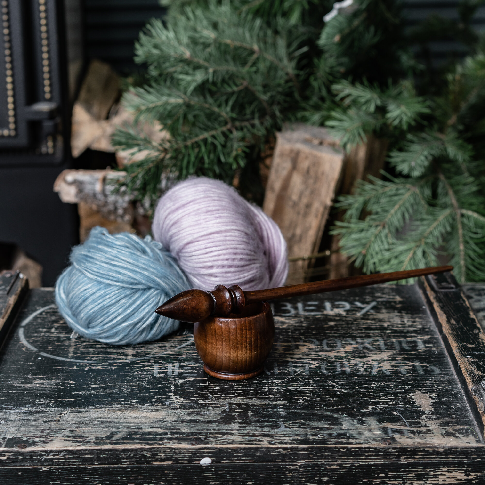 Деревянное опорное веретено с основанием для прядения из древесины сосны. B8