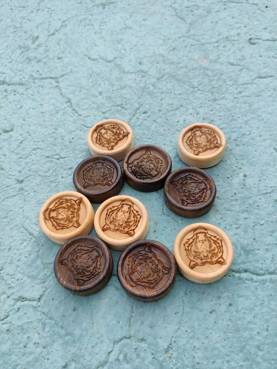 Фишки для нард и шашек резных ручной работы Тигр, 26 мм, с бархатной подложкой