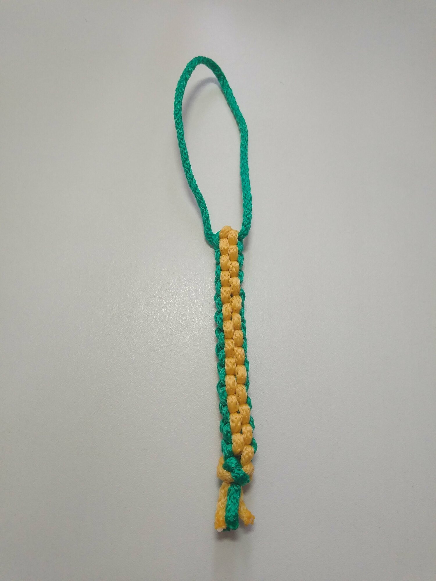 Темляк Pine Art "Square Stitch", зеленый/желтый, легкий, толщина 15мм