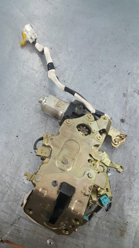 Замок двери задний левый Toyota Noah AZR65G