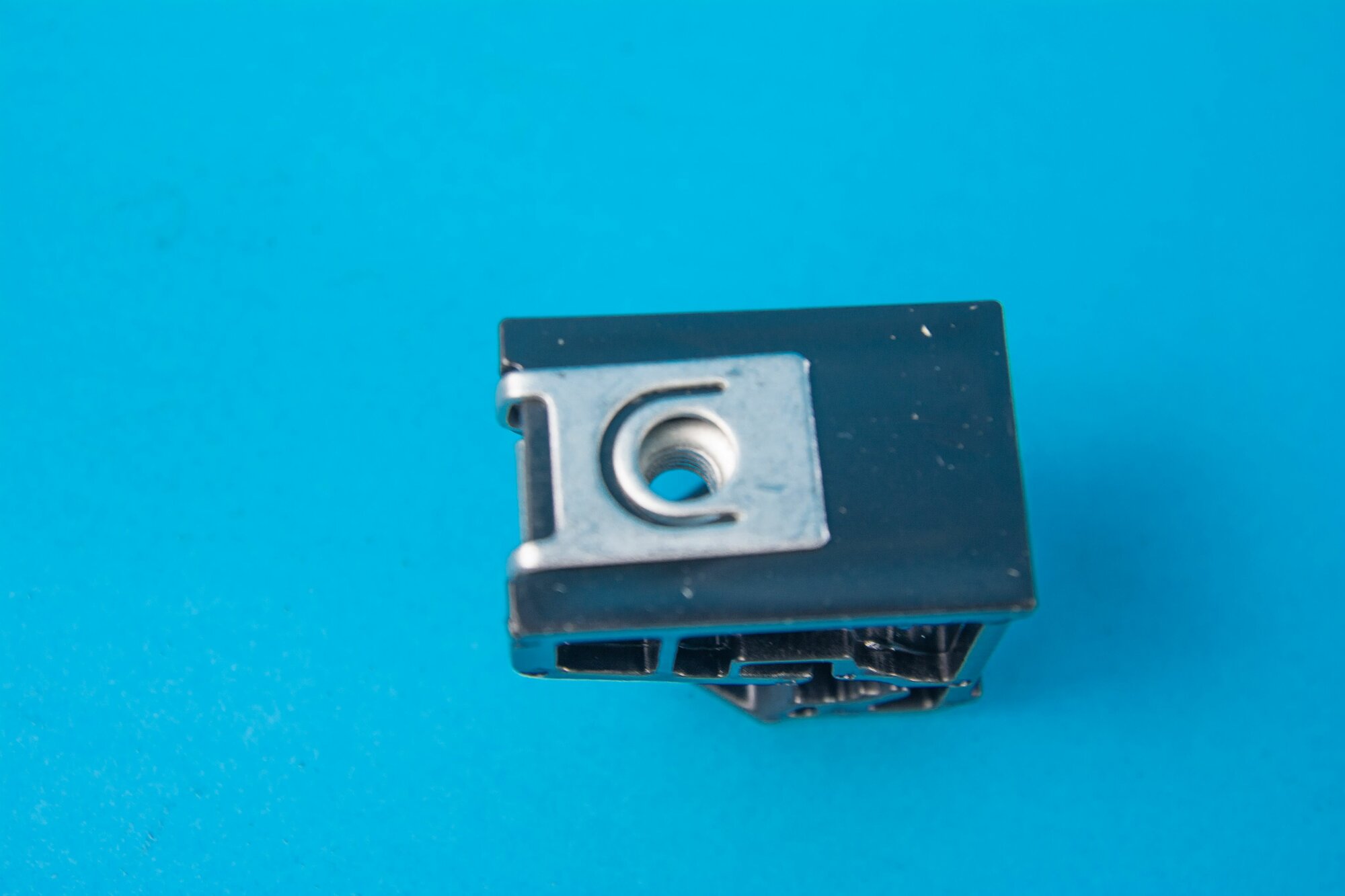 Клипса крепления фары подходит для Polo V, года 2010-2020, 1 шт. Крепление блока фары на Поло 5 2010 2011 2012 2013 2014 2015 2016 2017 2018 2019 2020 кузов седан, хэтчбек 3-5 дверей