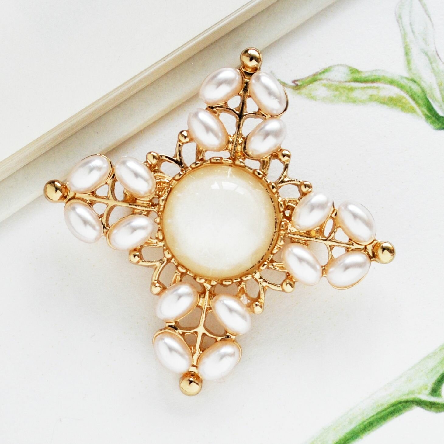 Брошь, жемчуг имитация