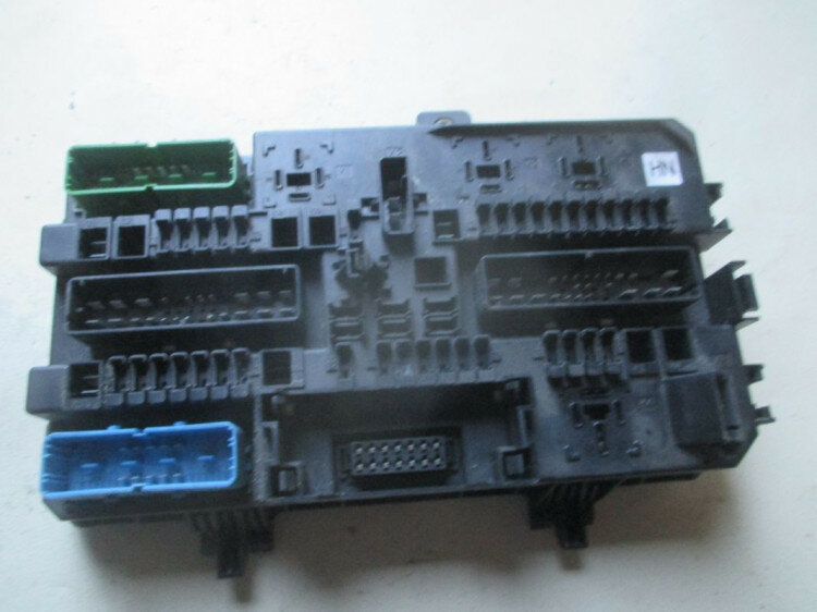 Блок предохранителей 13220829 HN 5DK008669-43 Опель Астра H Opel Zafira B