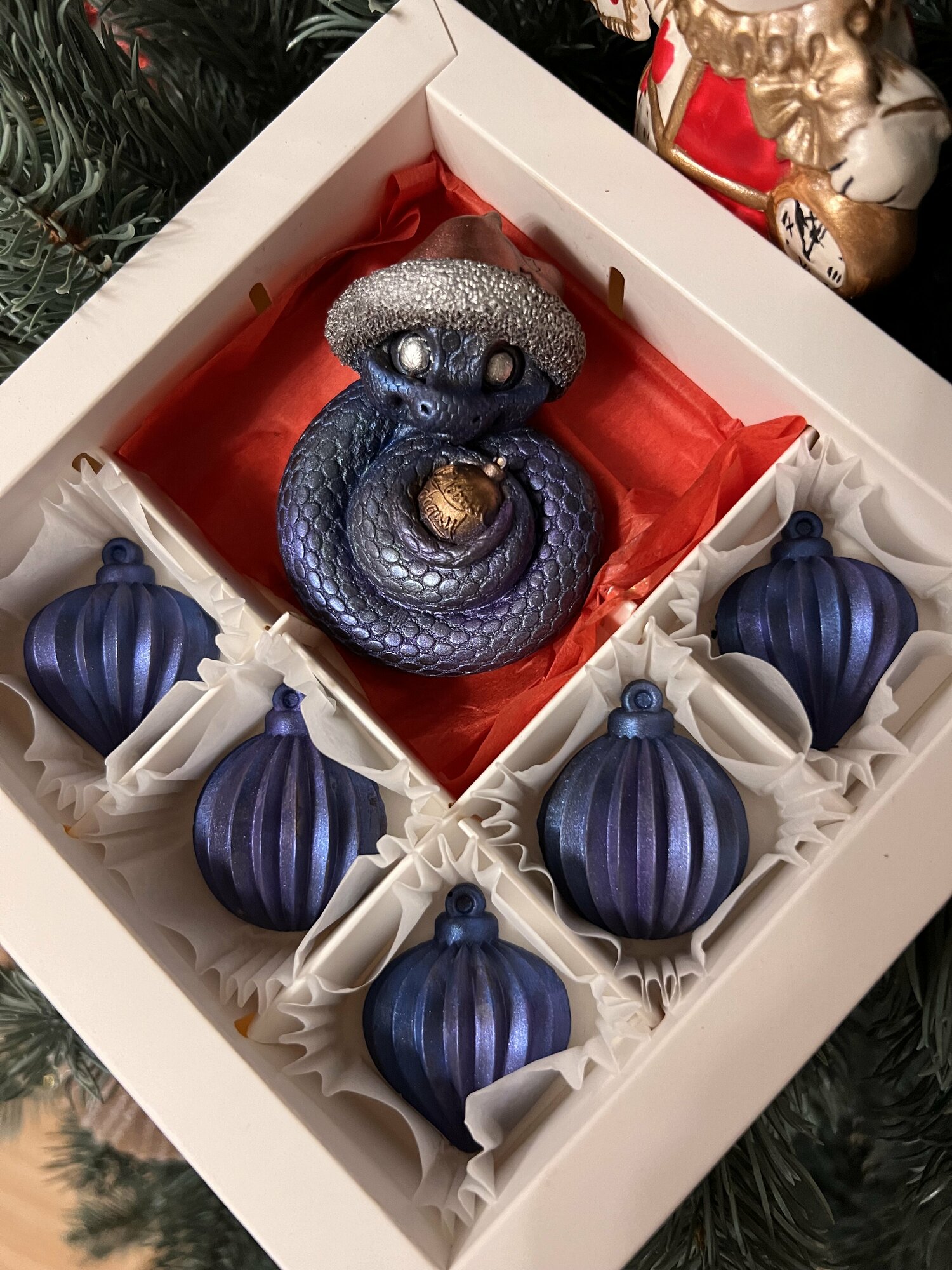 Шоколадный набор "Конфеты на новый год" №104 - Змея 2025, темный шоколад, ручная работа