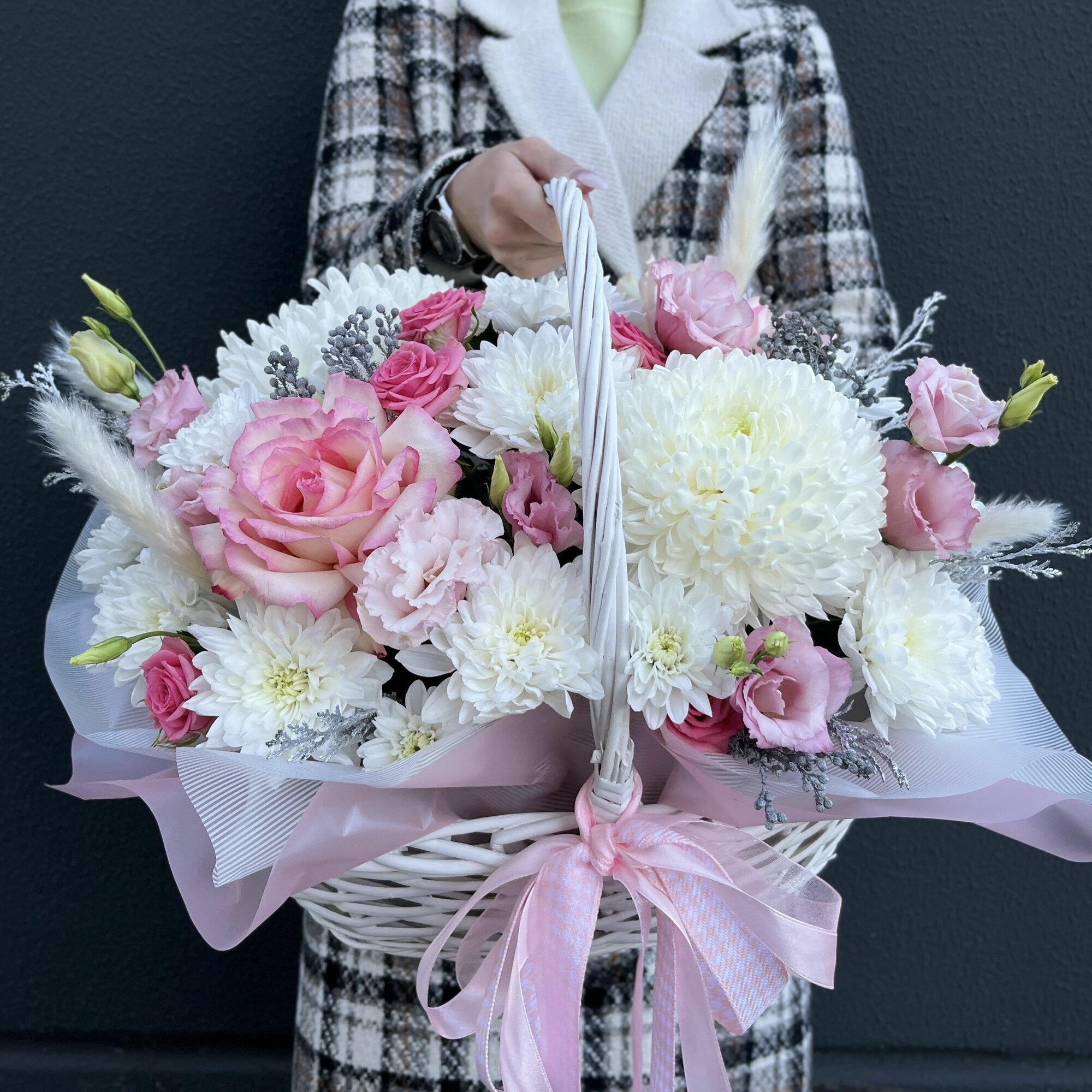 Композиция в корзине из живых цветов с розами, хризантемой и лизиантусом