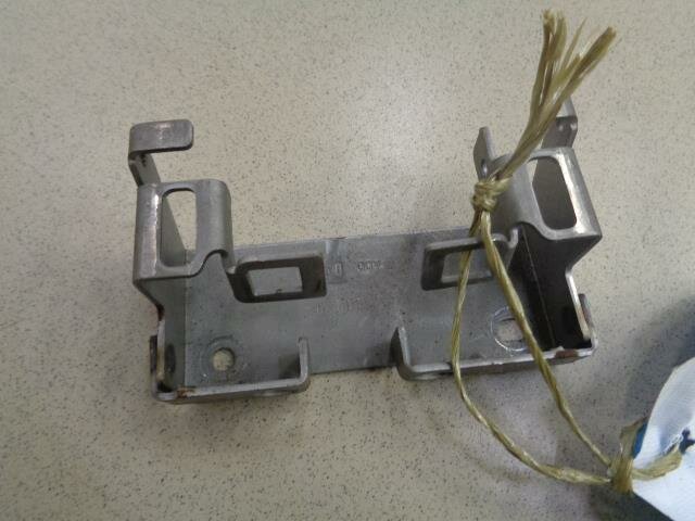 Кронштейн троса ручного тормоза от Renault Megane 3 2008-2015