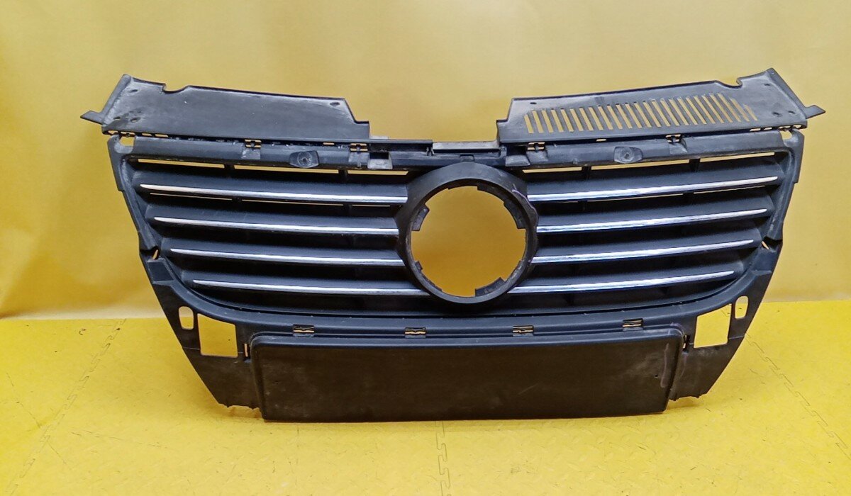 Решетка радиатора/Volkswagen/Passat (B6), ОЭМ:3C0853651AH,Царапины на хроме снизу,подплавлена см.фото