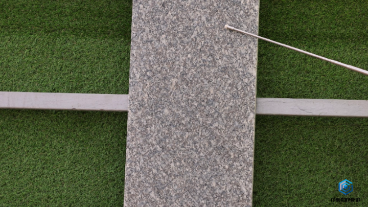 Серый гранит 600х300х18 полированный С-018 Б