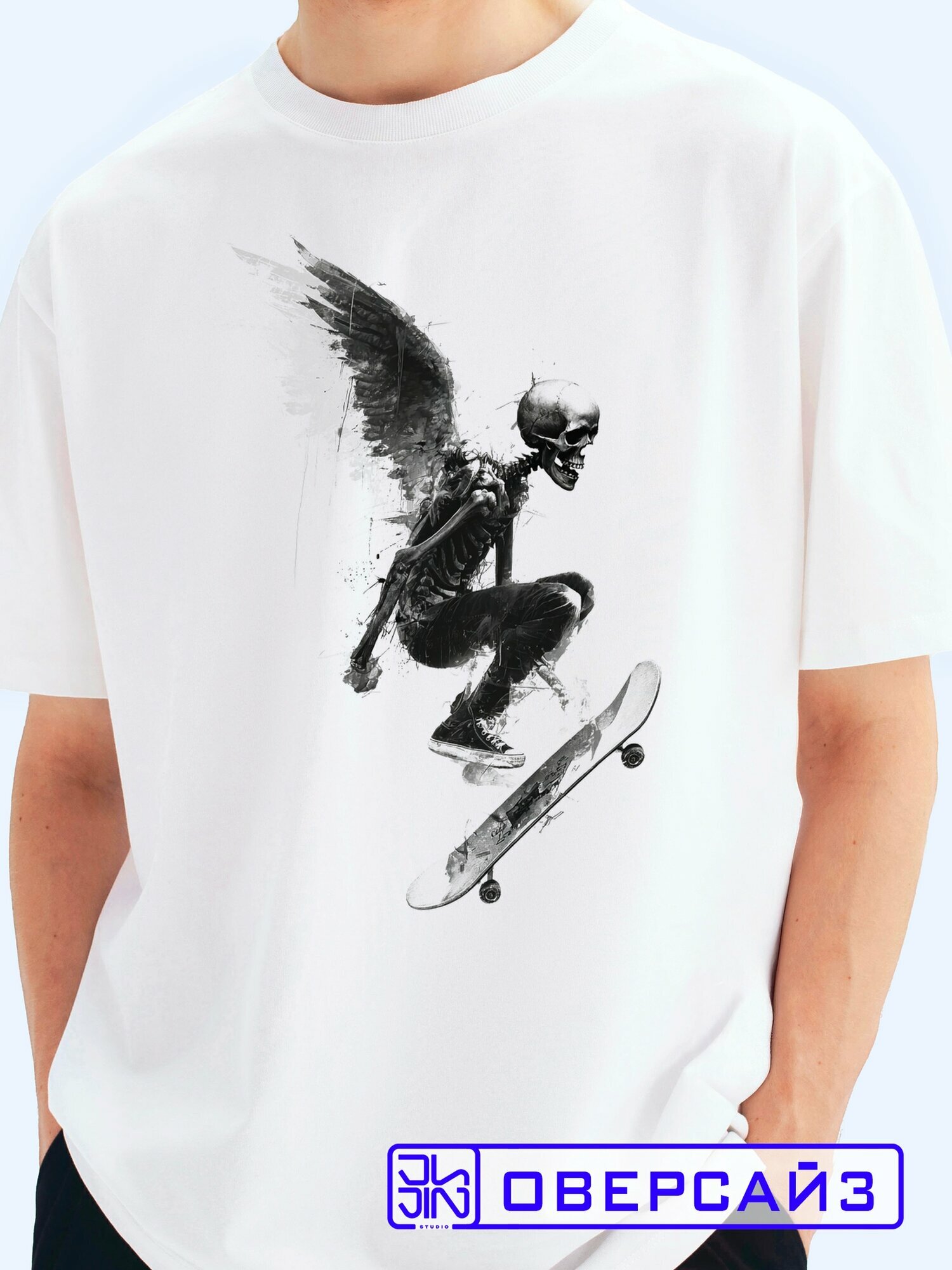 Футболка оверсайз мужская с принтом Черно-белый дерзкий скелет с крыльями на скейтборде, уличный графитовый экстрим, белый хлопковый трикотаж с прикольным рисунком на груди