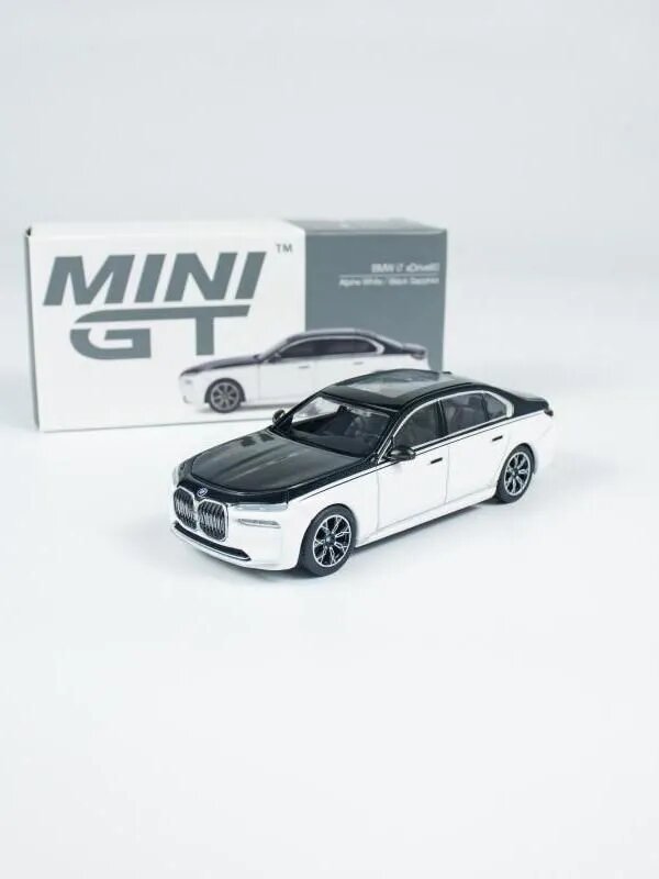 Машинка MINI GT 1/64 #959 BMW i7 xDrive60 Alpine White / Black Sapphire Die-cast Alloy Car Model Collection Toy Gift