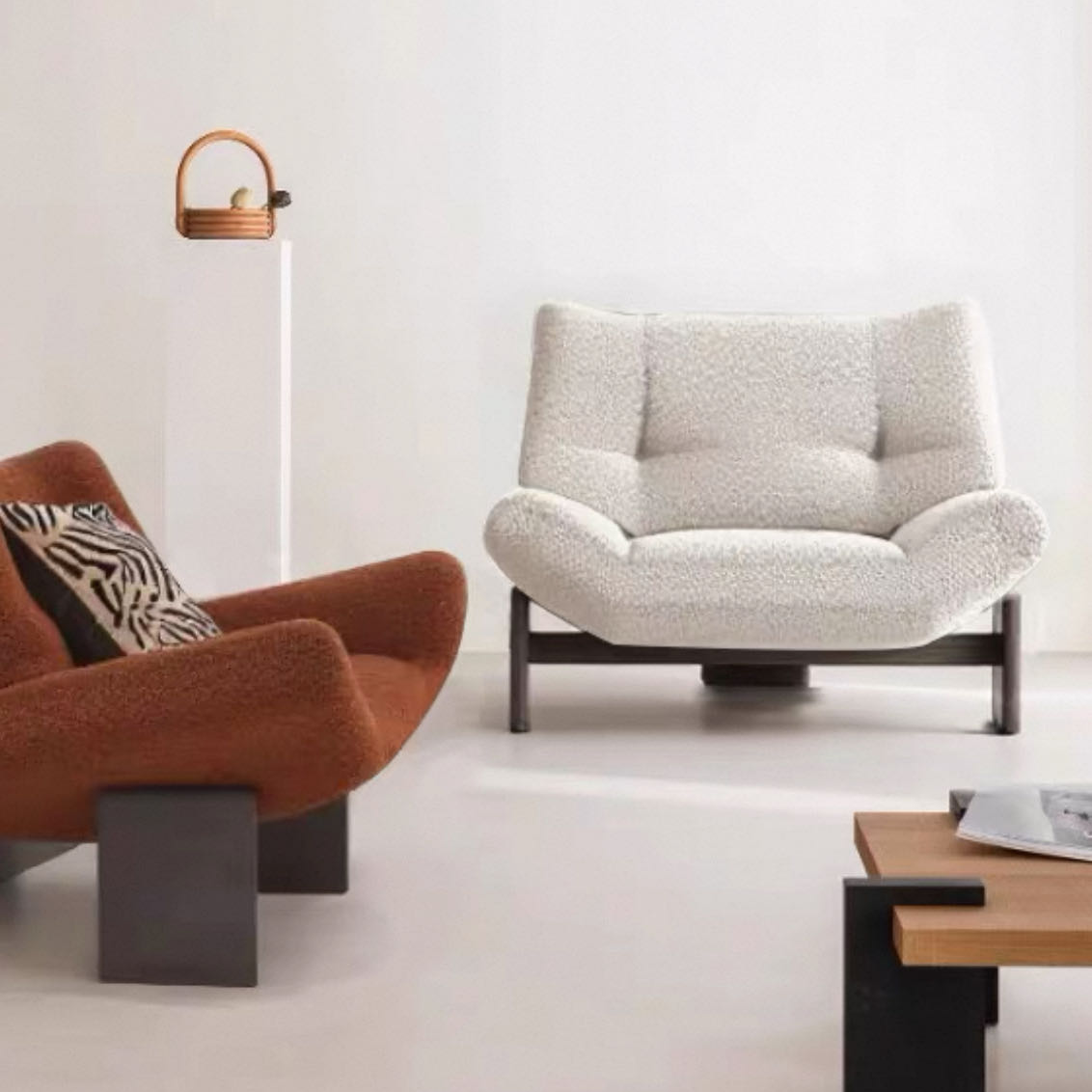 Интерьерное мягкое кресло без подлокотников на деревянных ножках Laon (молочный)