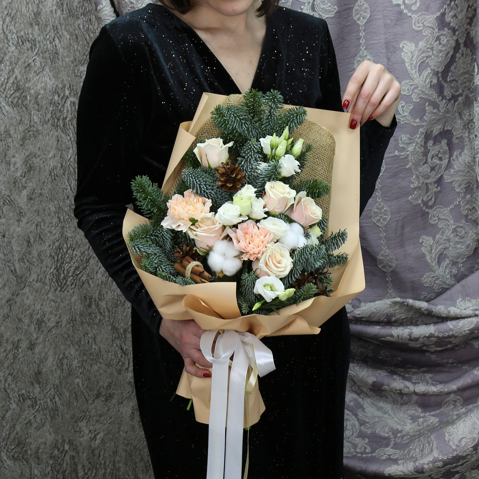 Зимний букет Flor-Pro Flowers живых цветов из роз и гвоздик «Айвори»