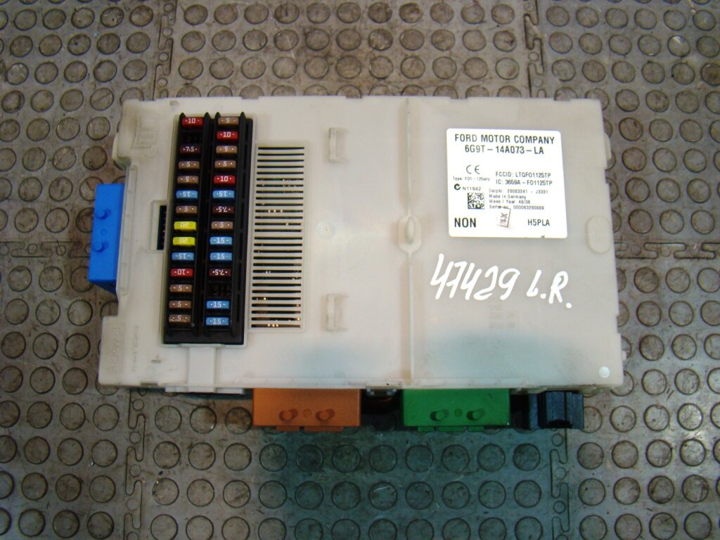 Freelander 2 Блок предохранителей салонный LR004680