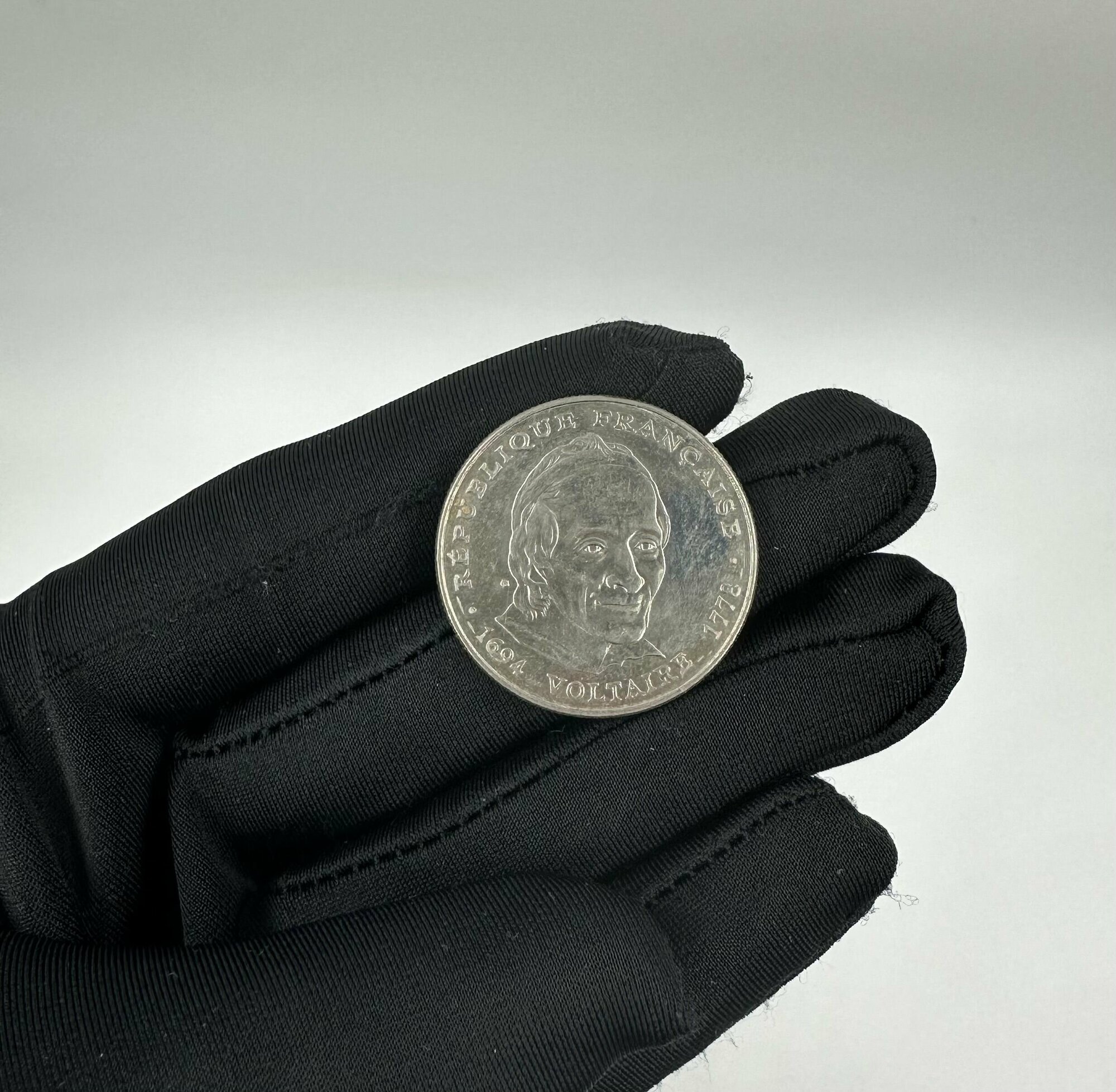 Монета Франция 5 франков 1994 год "1694-1778г Вольтер"
