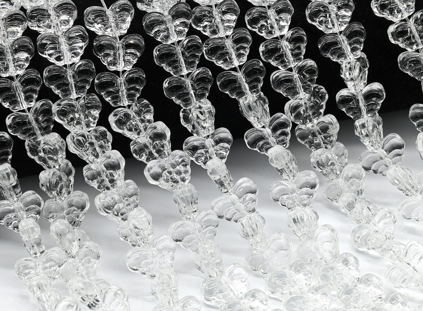 Бусины из горного хрусталя Бабочка 15*10мм, 37см, 39 бусин .