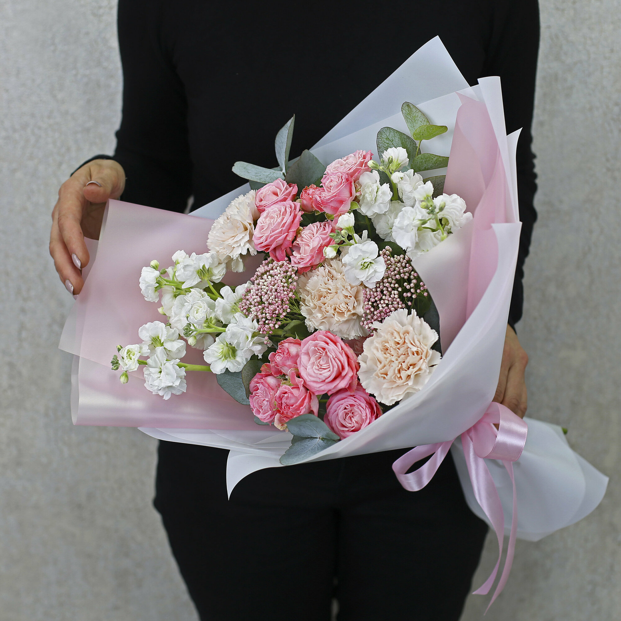 Букет из кустовых роз, маттиолы и гвоздики «Нежный вечер»