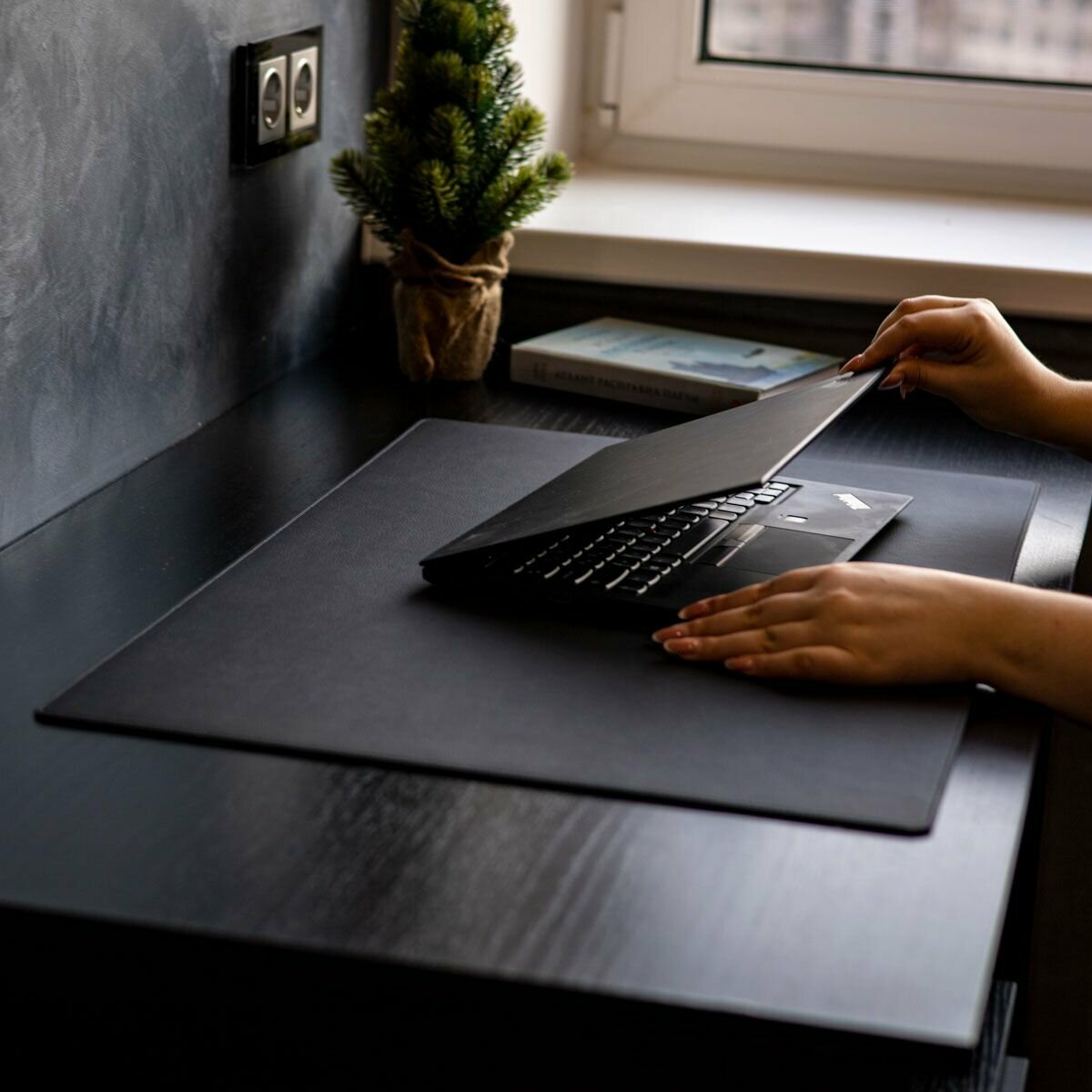 Настольный коврик, бювар из экокожи, размером 50 х 85 см, черный