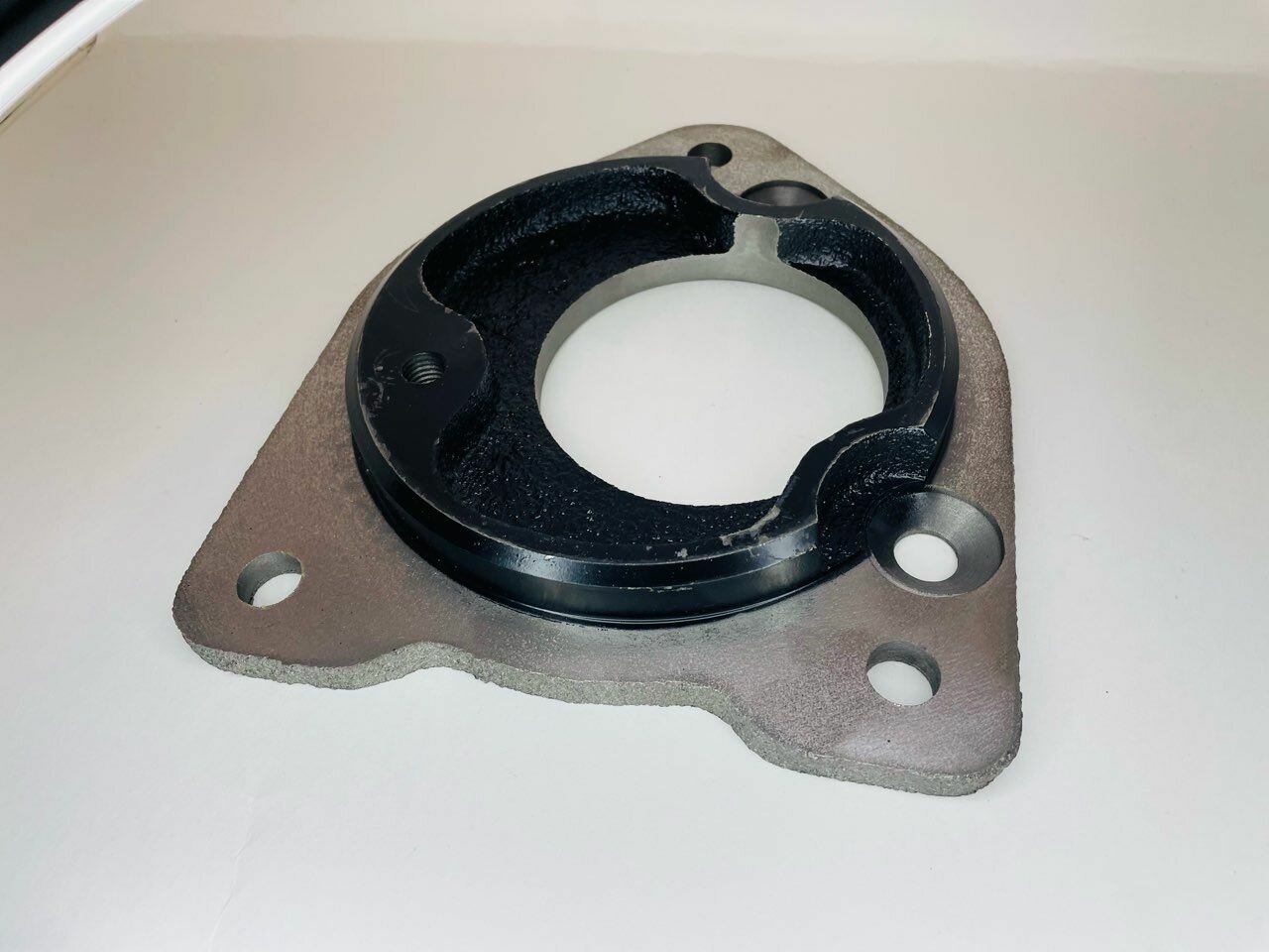 Плита переходная двигателя А-01 для установки электростартера не меняя маховика и не разбирая двигатель.