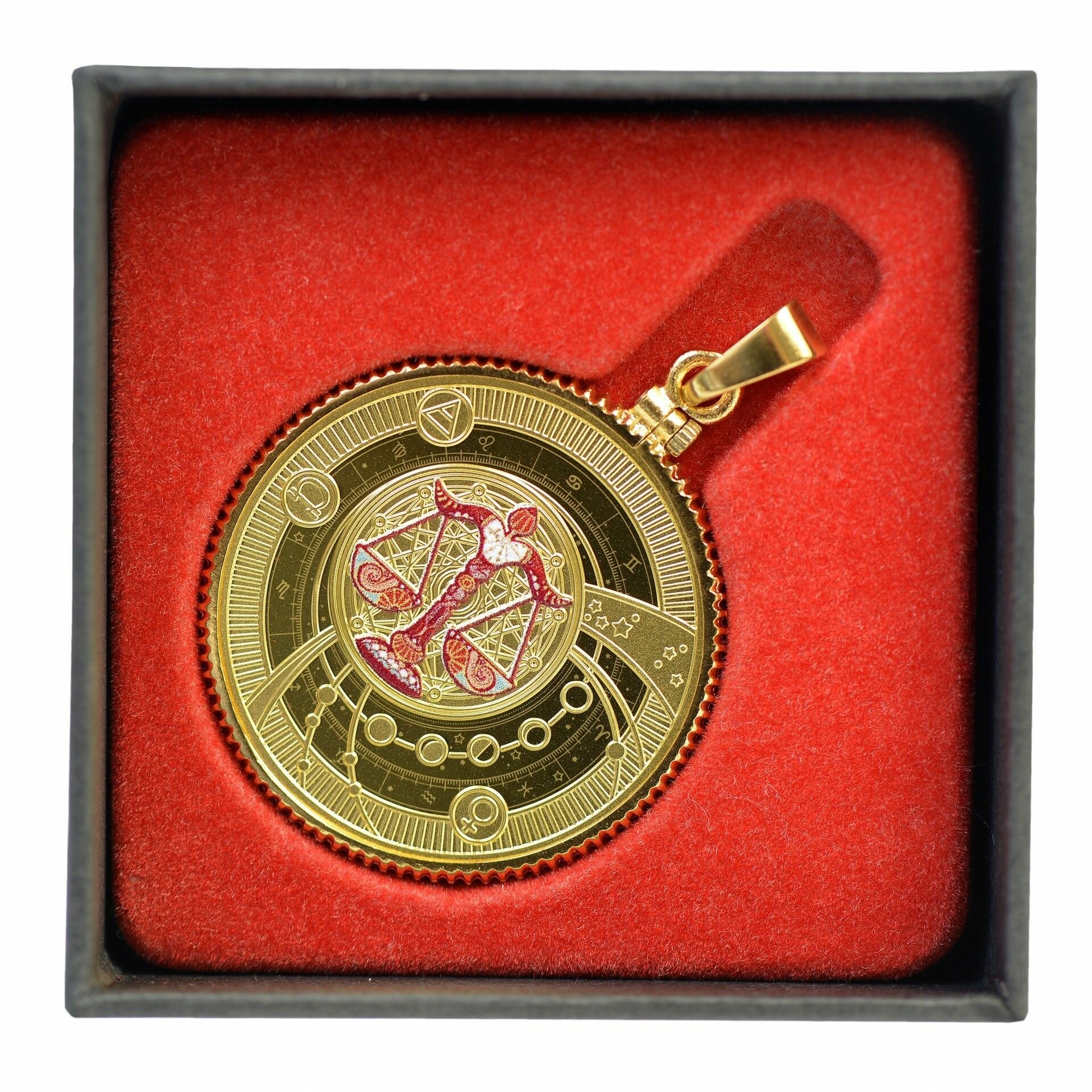 Монета серебряная Камерун 500 франков КФА 2018 г. Знаки Зодиака-Весы. Серебряная монета-подвеска с позолотой.