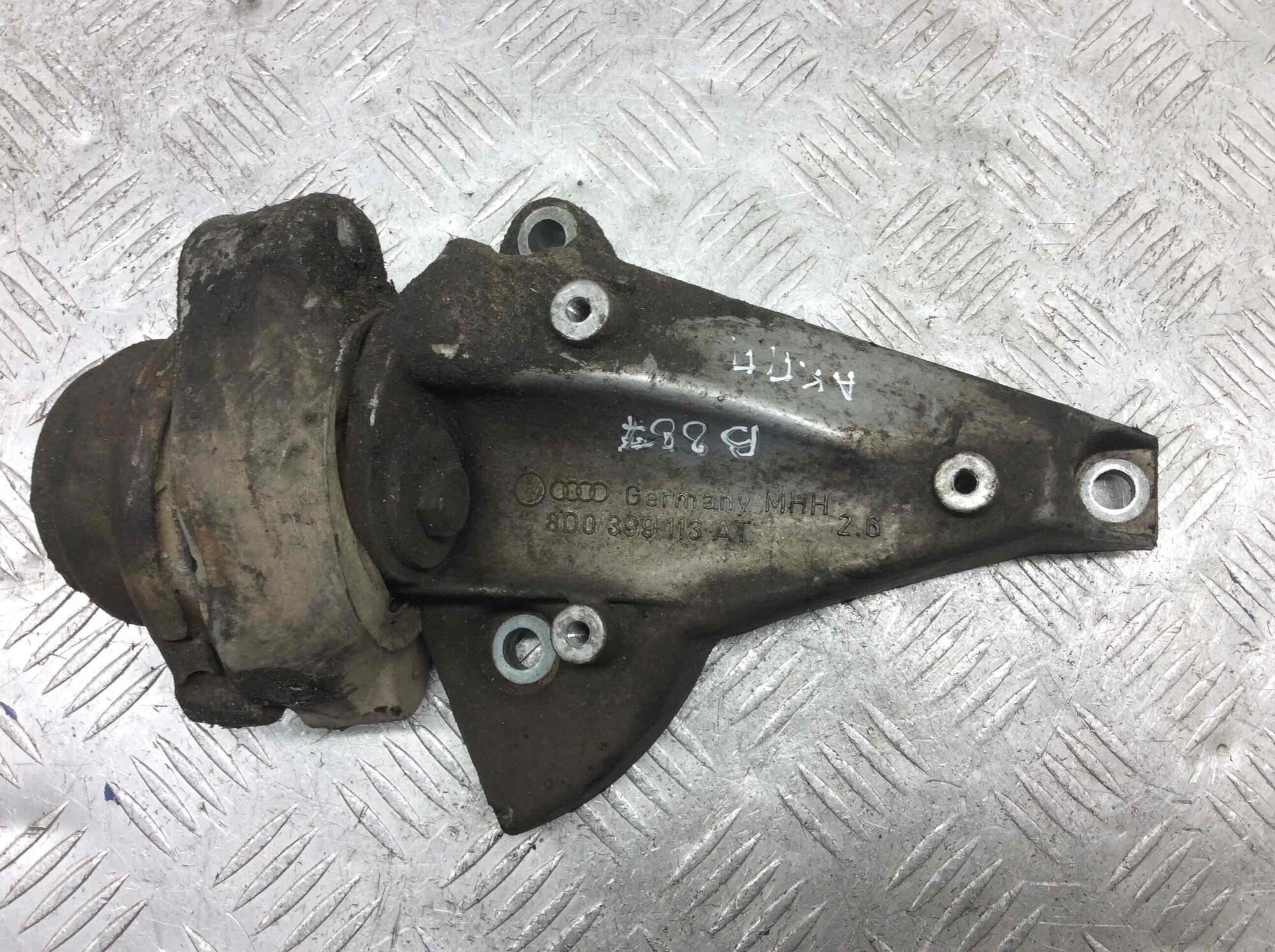 Б/У Подушка крепления КПП Audi A4 B6 (2000-2005) 2001 г.