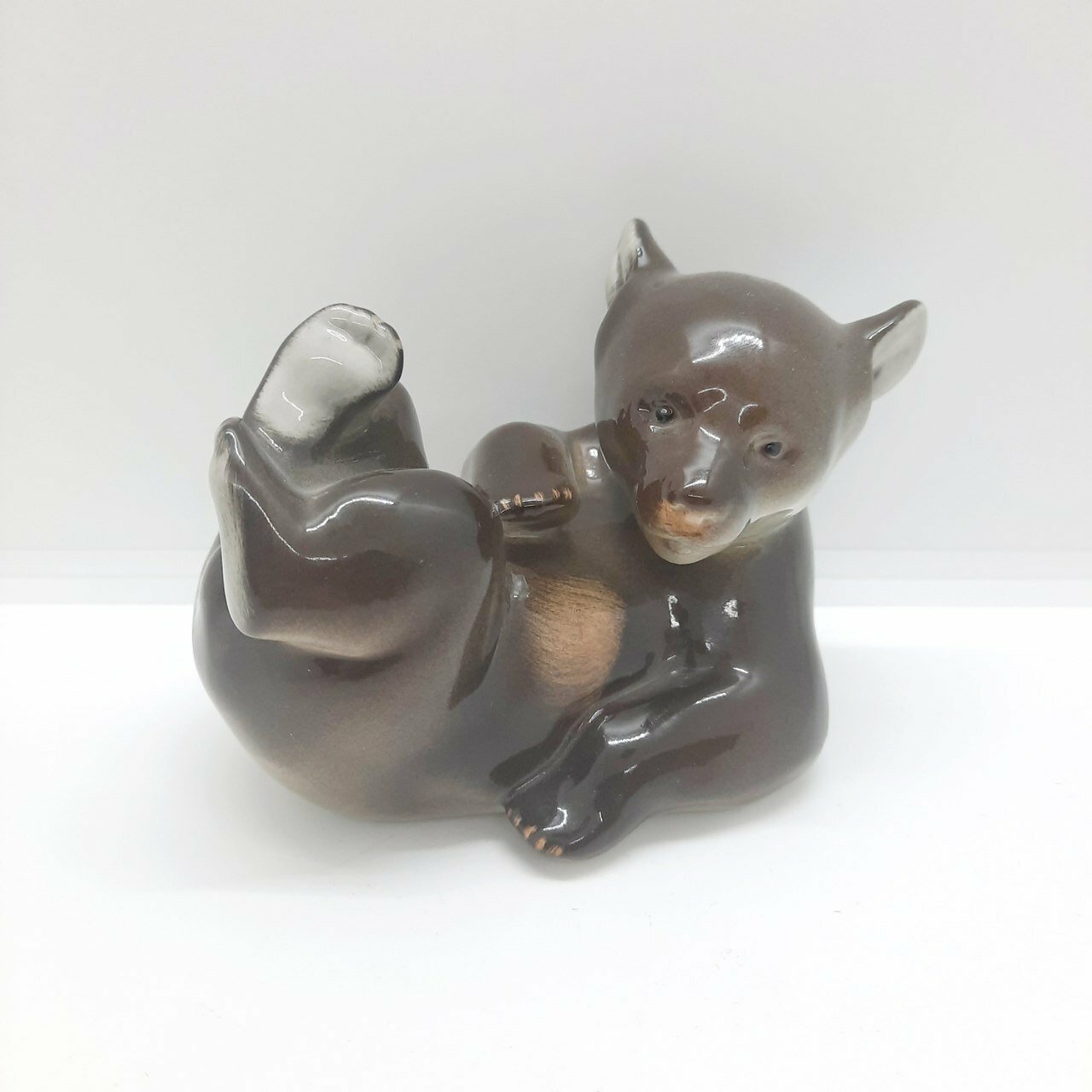 Статуэтка "Медвежонок лежащий", скульптор П. П. Веселов, фарфор, роспись