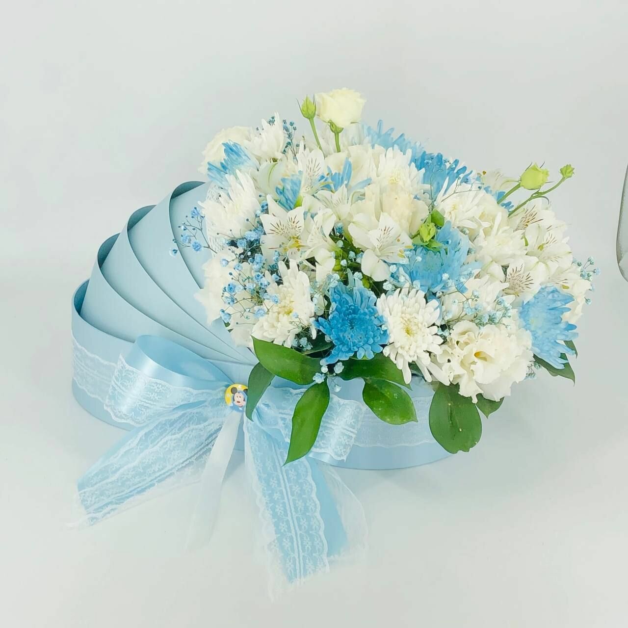 Букет цветов на выписку мальчика, коляска с цветами эустома и хризантема голубая