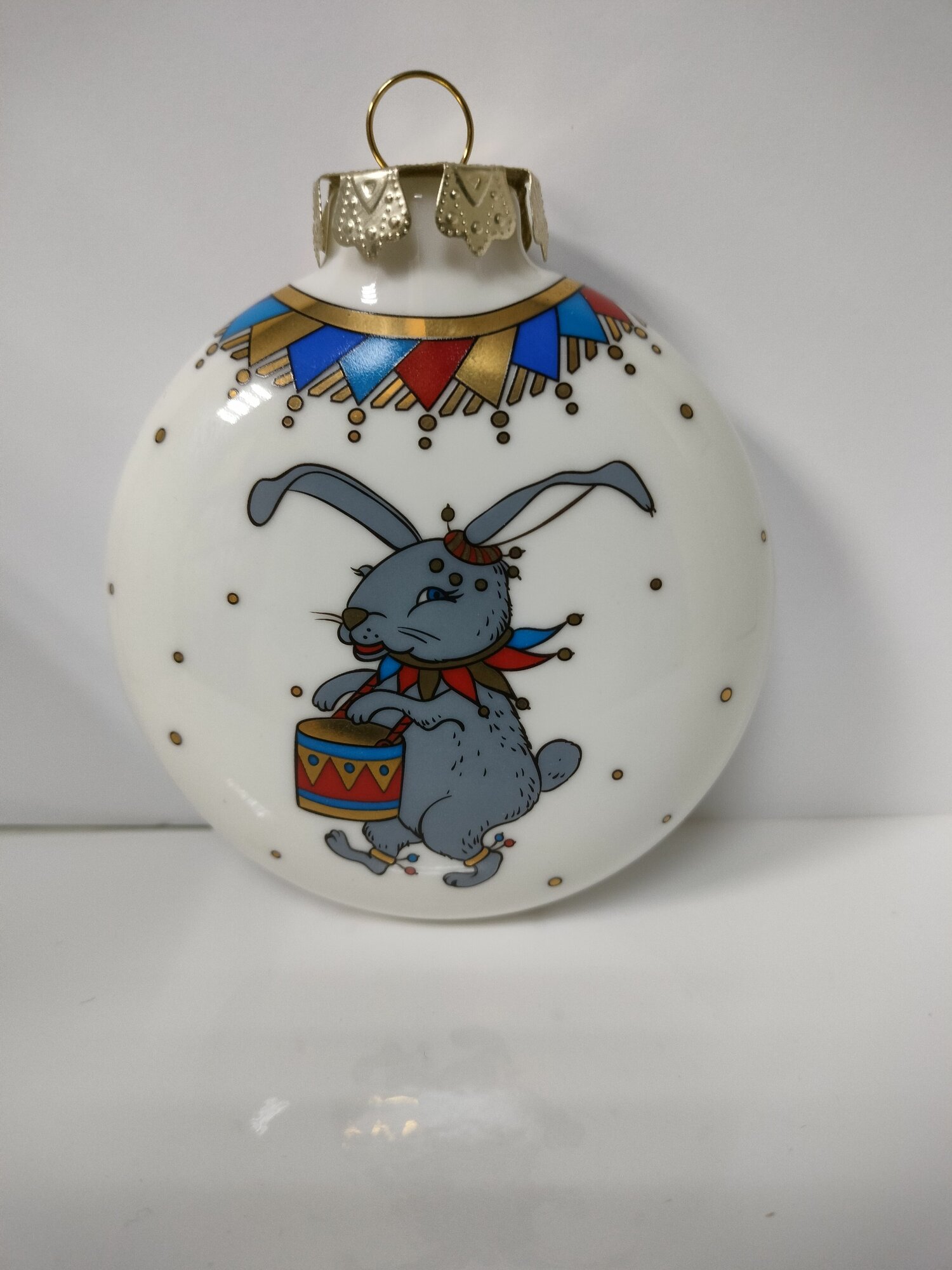 Медальон фарфоровый елочная игрушка на ярмарке (зайка). Авторская работа Россия.