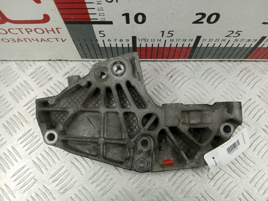 Кронштейн (крепление лапа) двигателя Nissan Primastar 8201011432 арт. 1684456