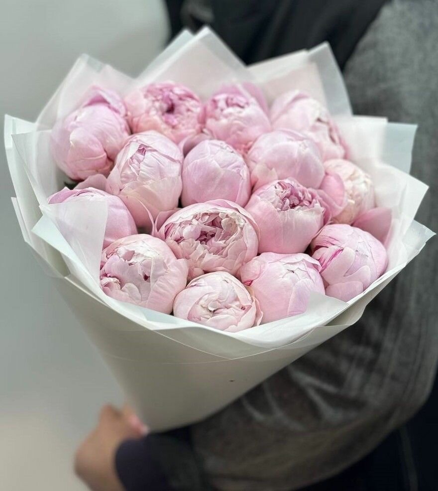 Монобукет из нежно-розовых ароматных пионов 15 шт. с экспресс доставкой