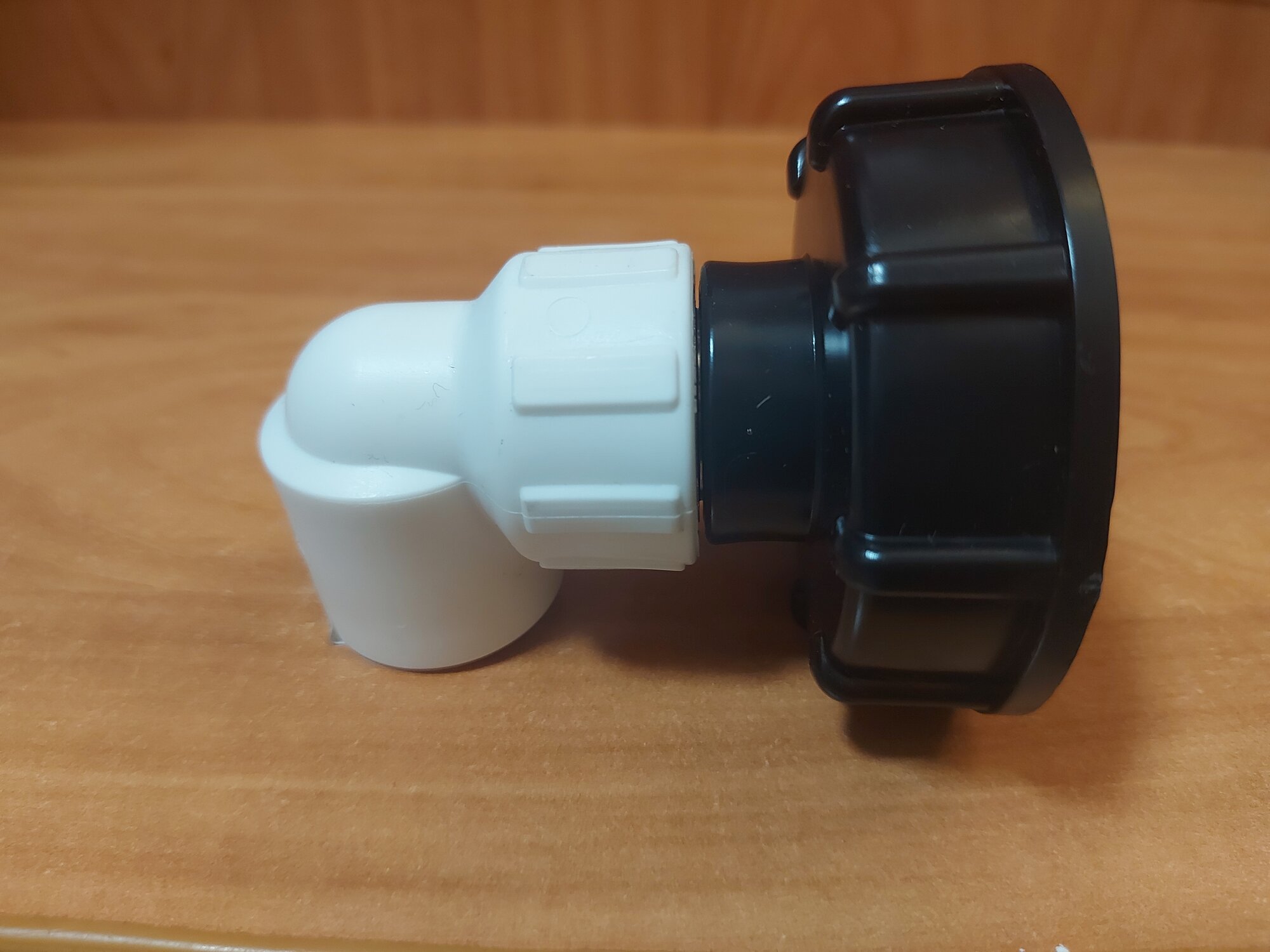 Крышка для еврокуба с внутренней резьбой 60 мм и углом для полипропиленовой трубы 20