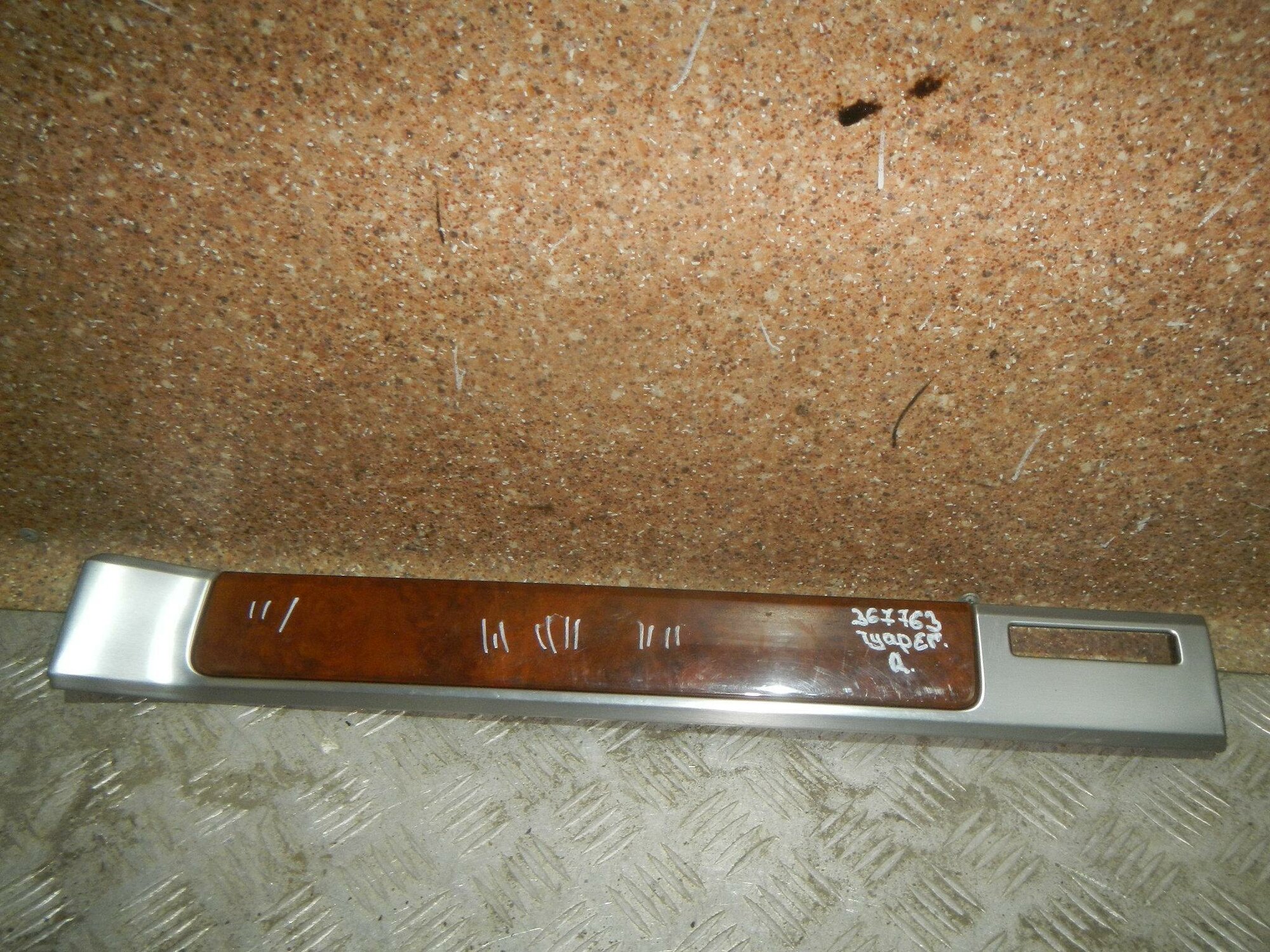 Б/У Накладка декоративная, Volkswagen (Фольксваген)-TOUAREG (02-10) VOLKSWAGEN TOUAREG (02-10) Правая Царапины,трещины 36...