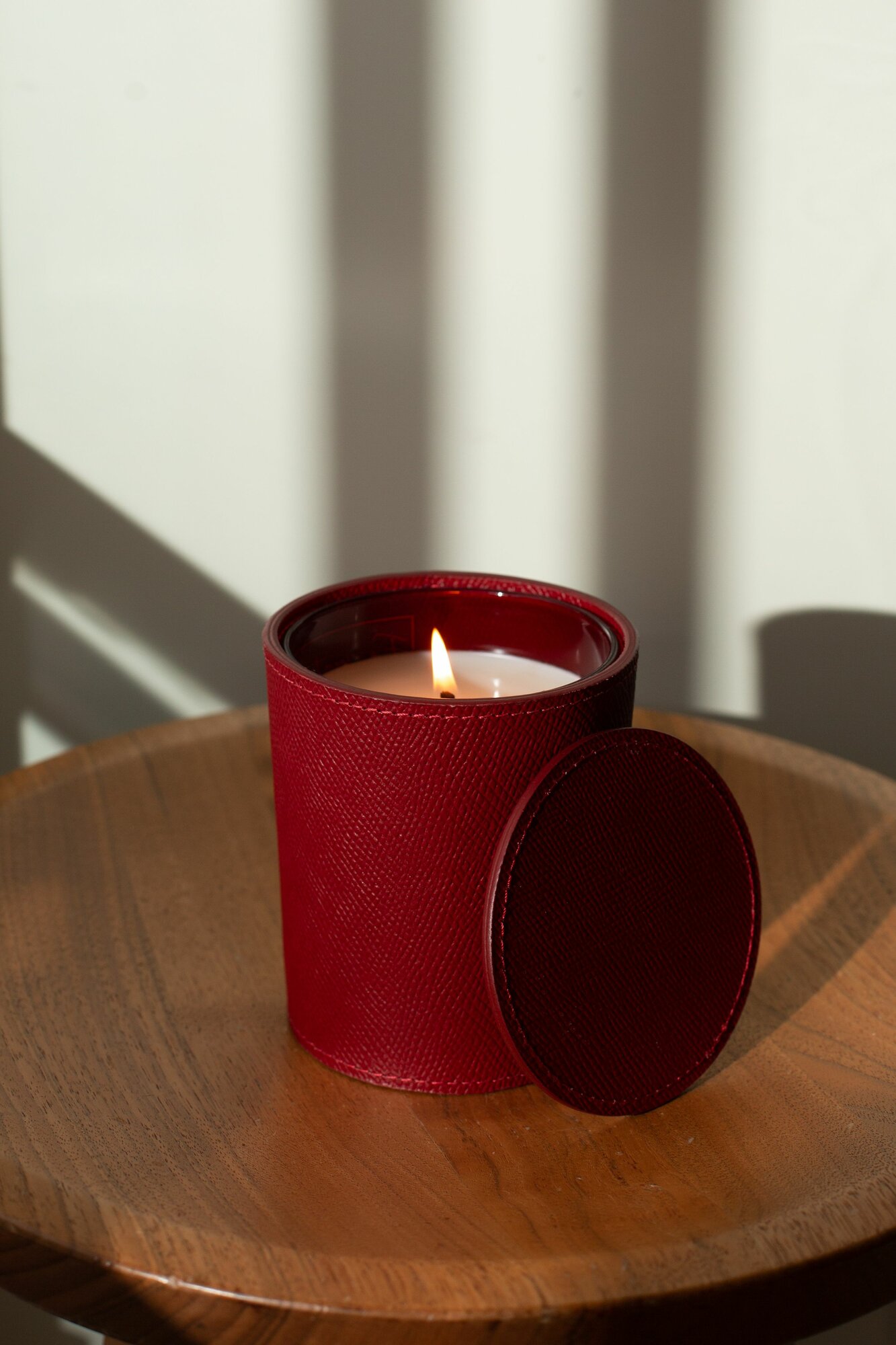 Кожаный подсвечник со свечой аромат №7 "Груша в сахаре" Eazyentials